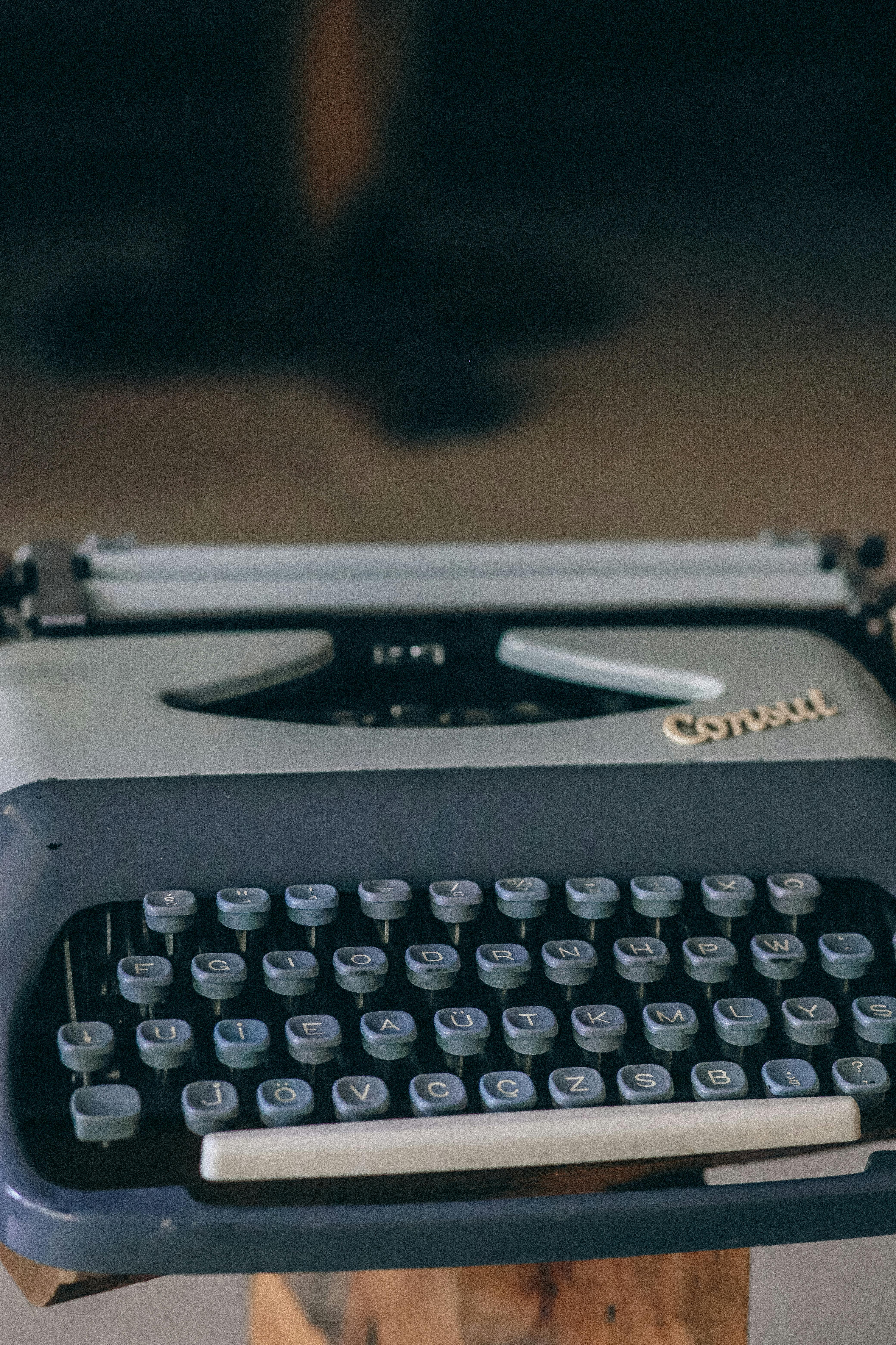 Retro Gray Typewriter · Free Stock Photo