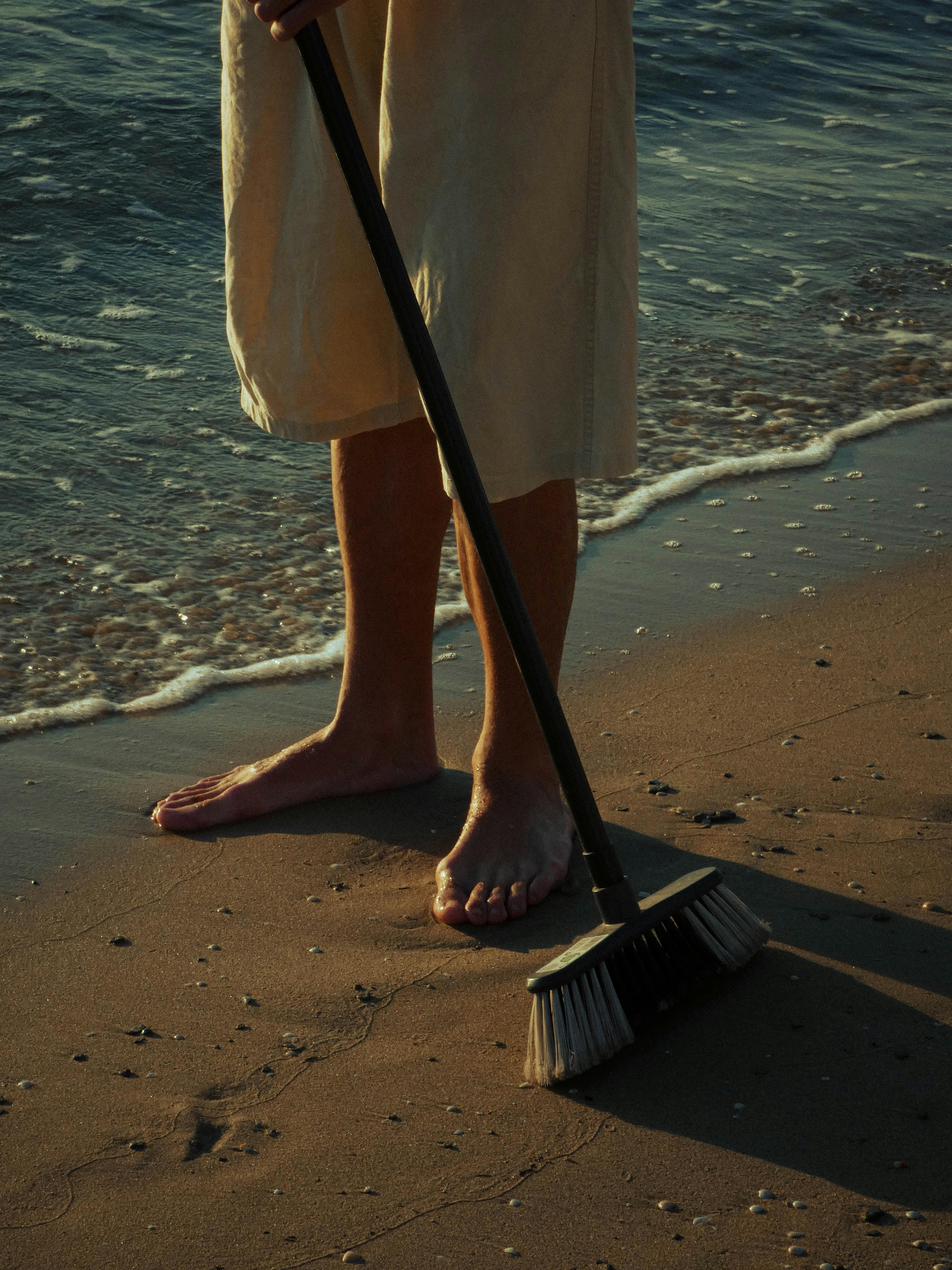 Persoon In Blue Denim Jeans Staande Op Bruin Zand · Gratis stockfoto