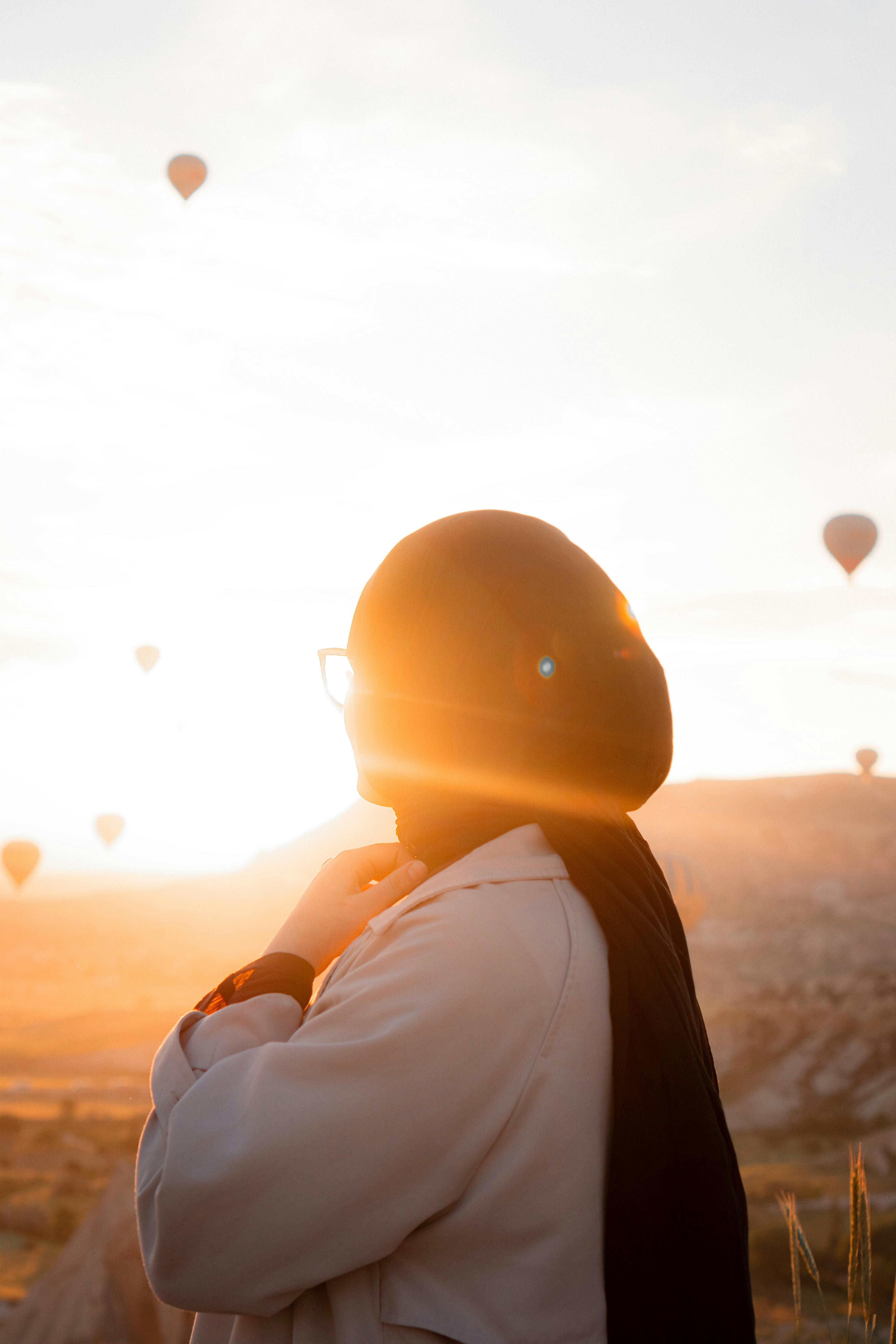 The Muslim Girl With Hijab Looking The Beautiful Sunset Photos ...