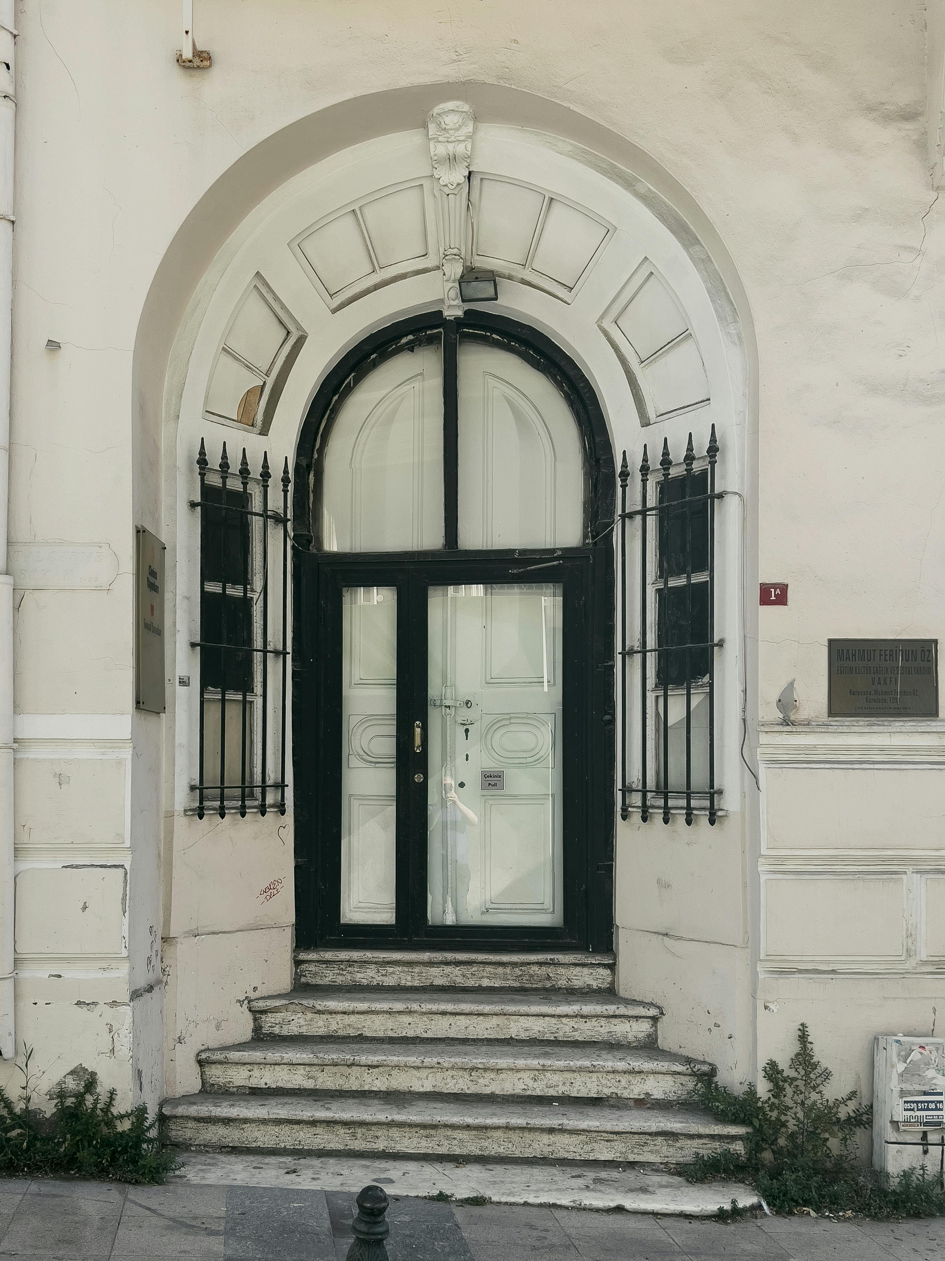 Entrance with Arch · Free Stock Photo