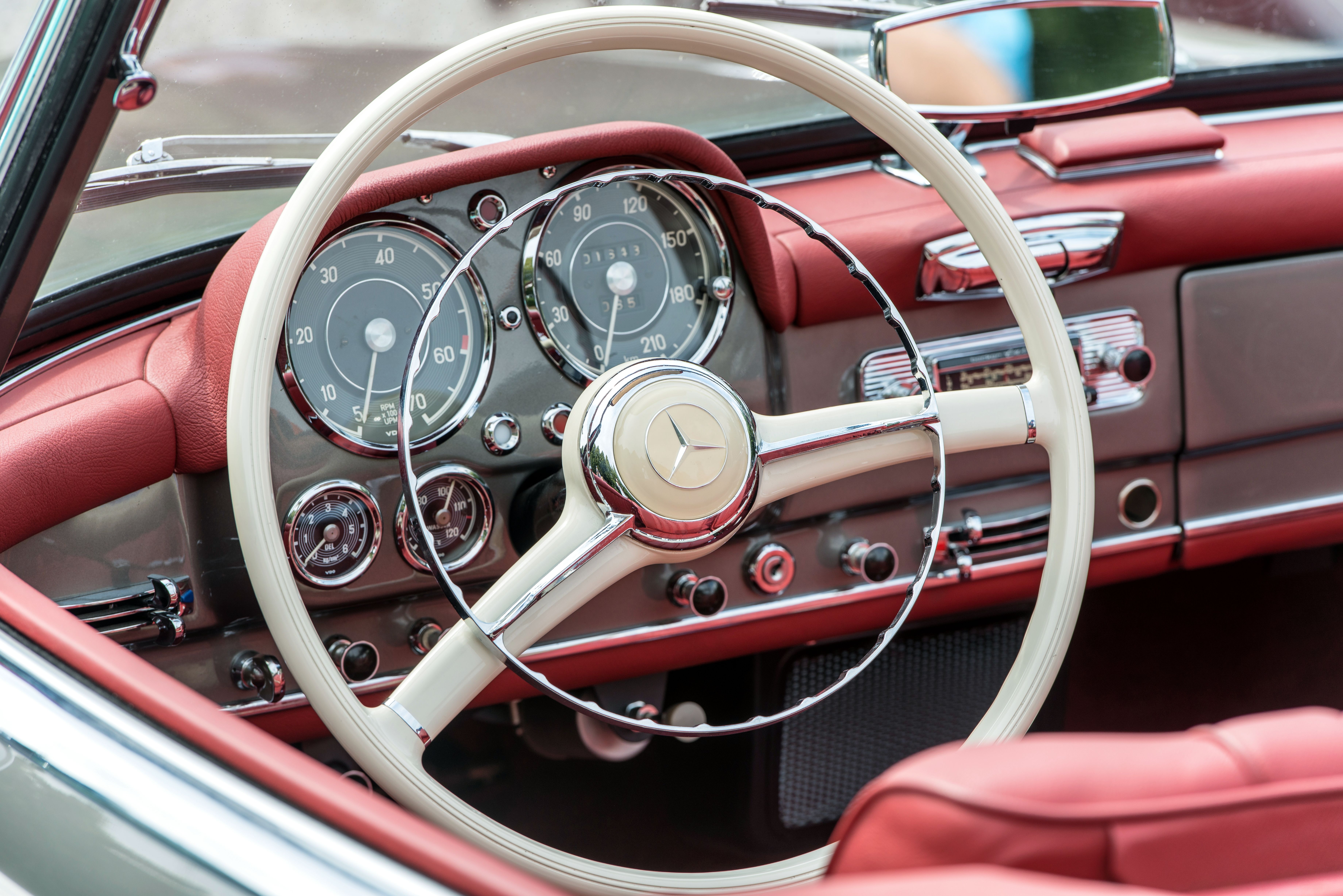 Steering Wheel of Mercedes 190 SL · Free Stock Photo