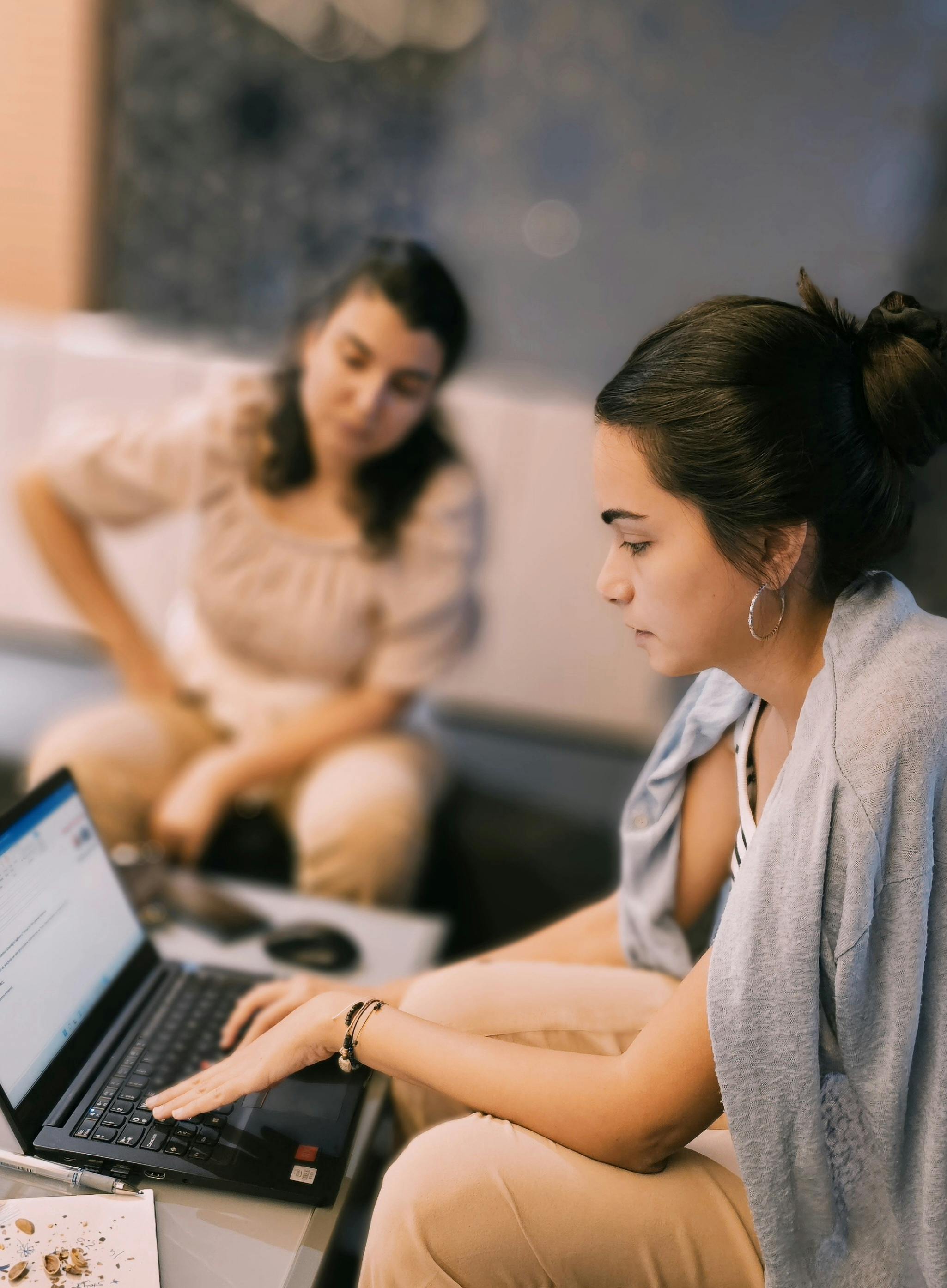 Foto De Una Persona Que Usa Una Computadora Portátil Gris · Foto de ...