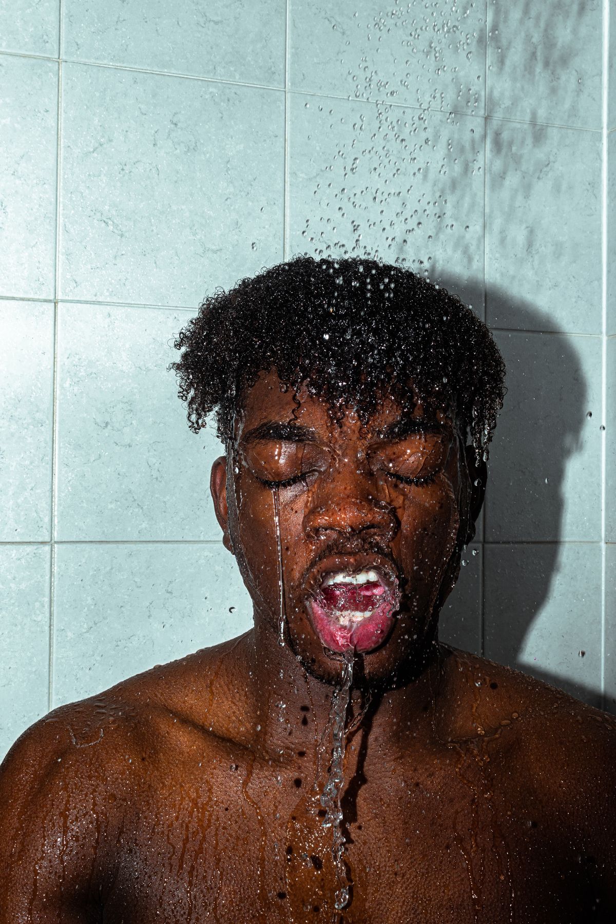 A Person In The Shower Photos, Download The BEST Free A Person In The ...