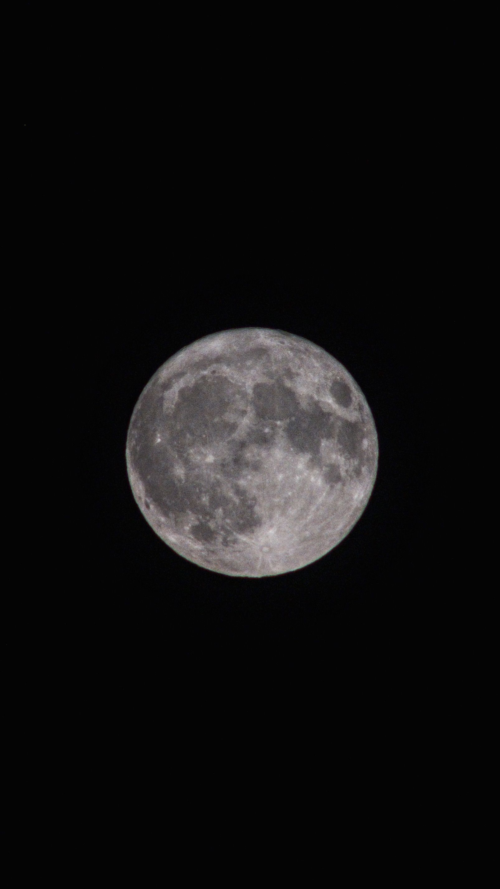 Full Moon and Dark Outer Space · Free Stock Photo