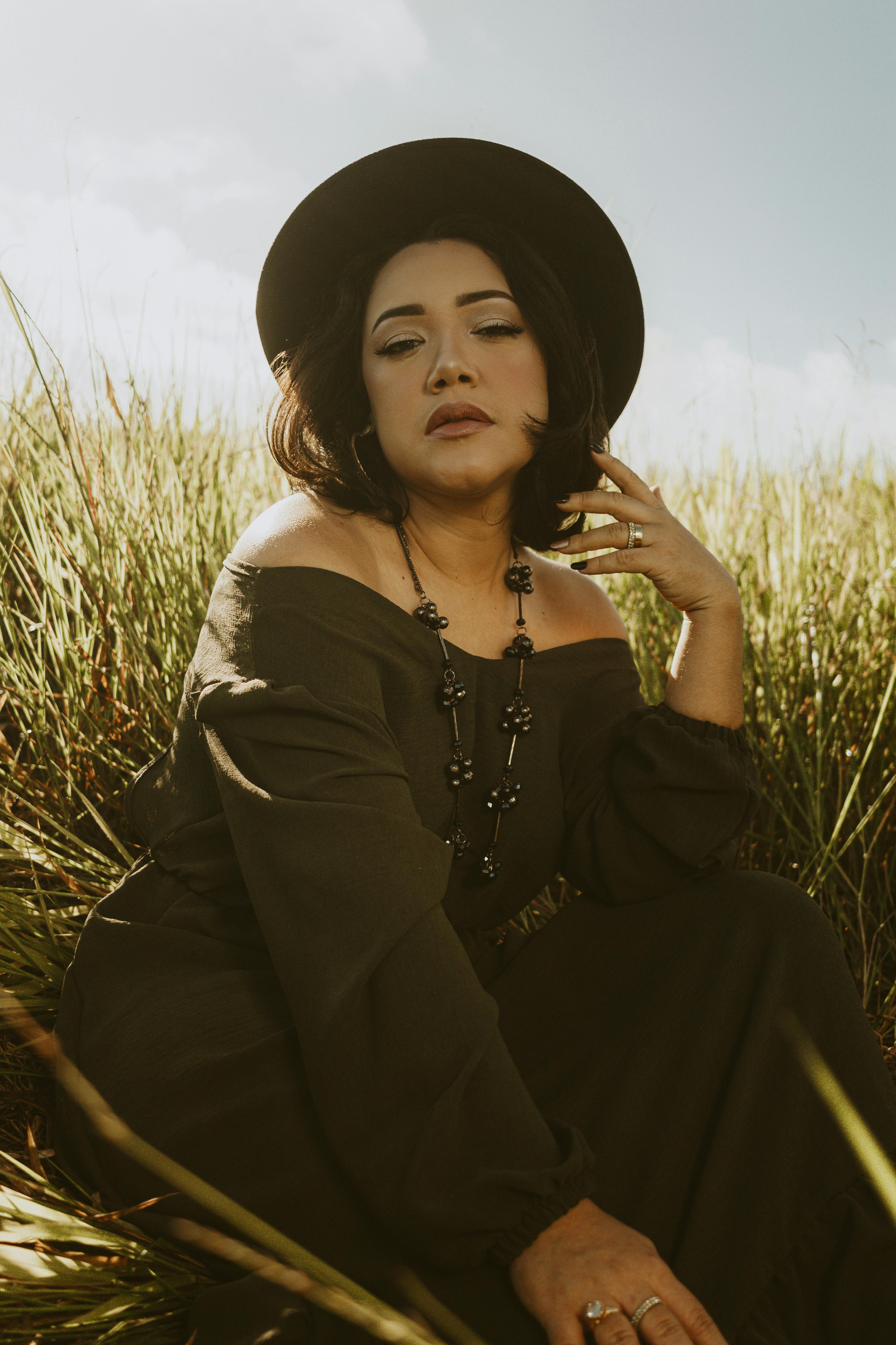 Woman Wearing Hat on a Field · Free Stock Photo Woman Wearing Hat on a Field · Free Stock Photo