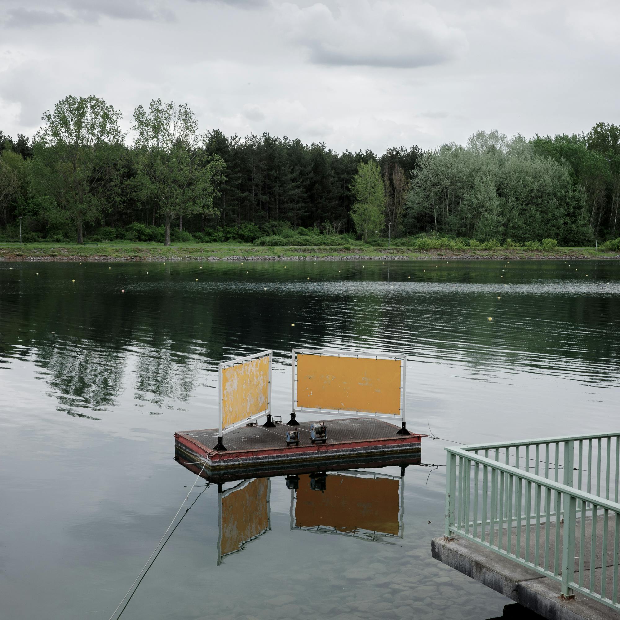Raft Moored to Shore · Free Stock Photo