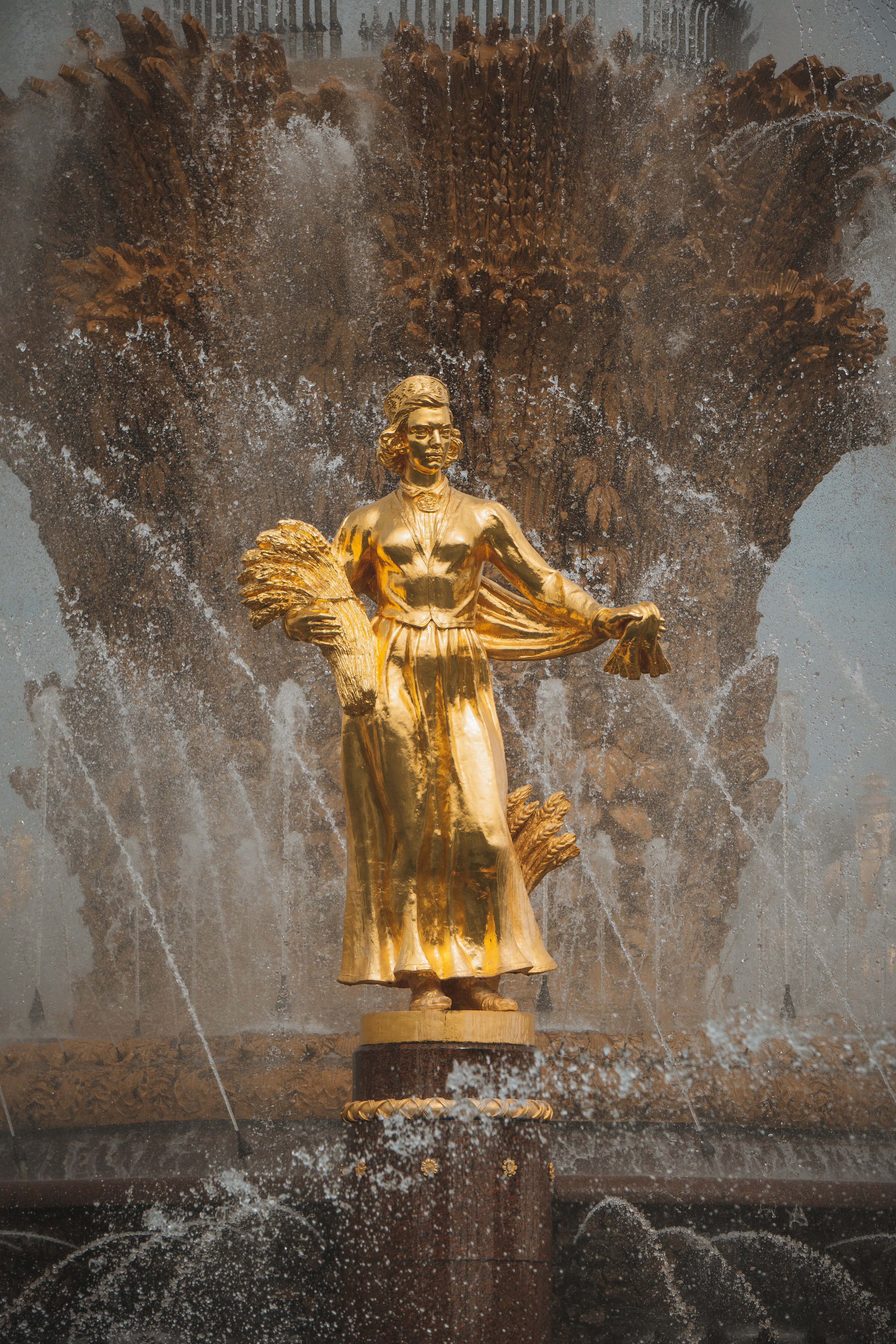 Golden Statue on Fountain · Free Stock Photo