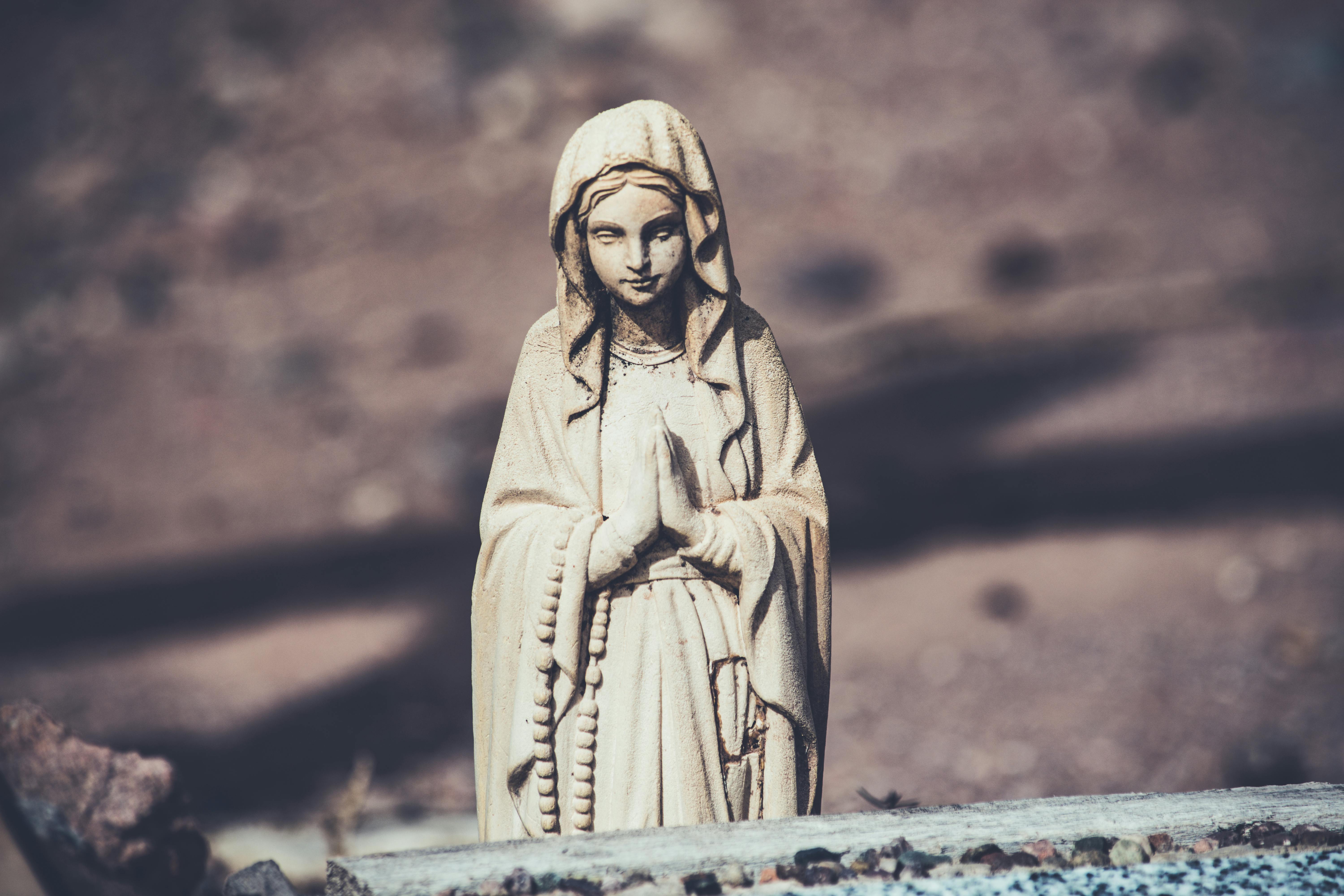 Mother Mary Praying Statue