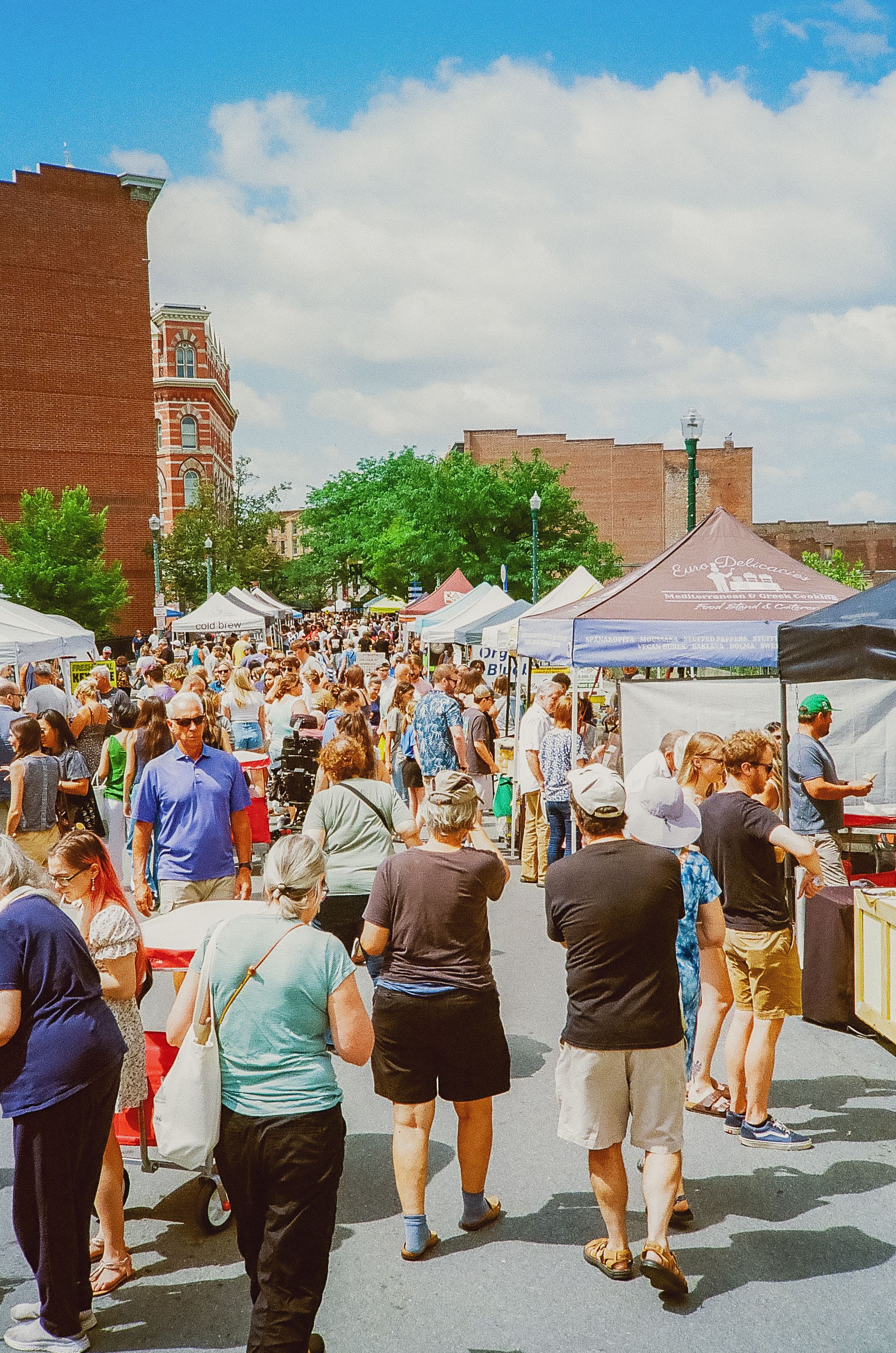 Crowd in an Outdoor Market on a Sunny Day · Free Stock Photo