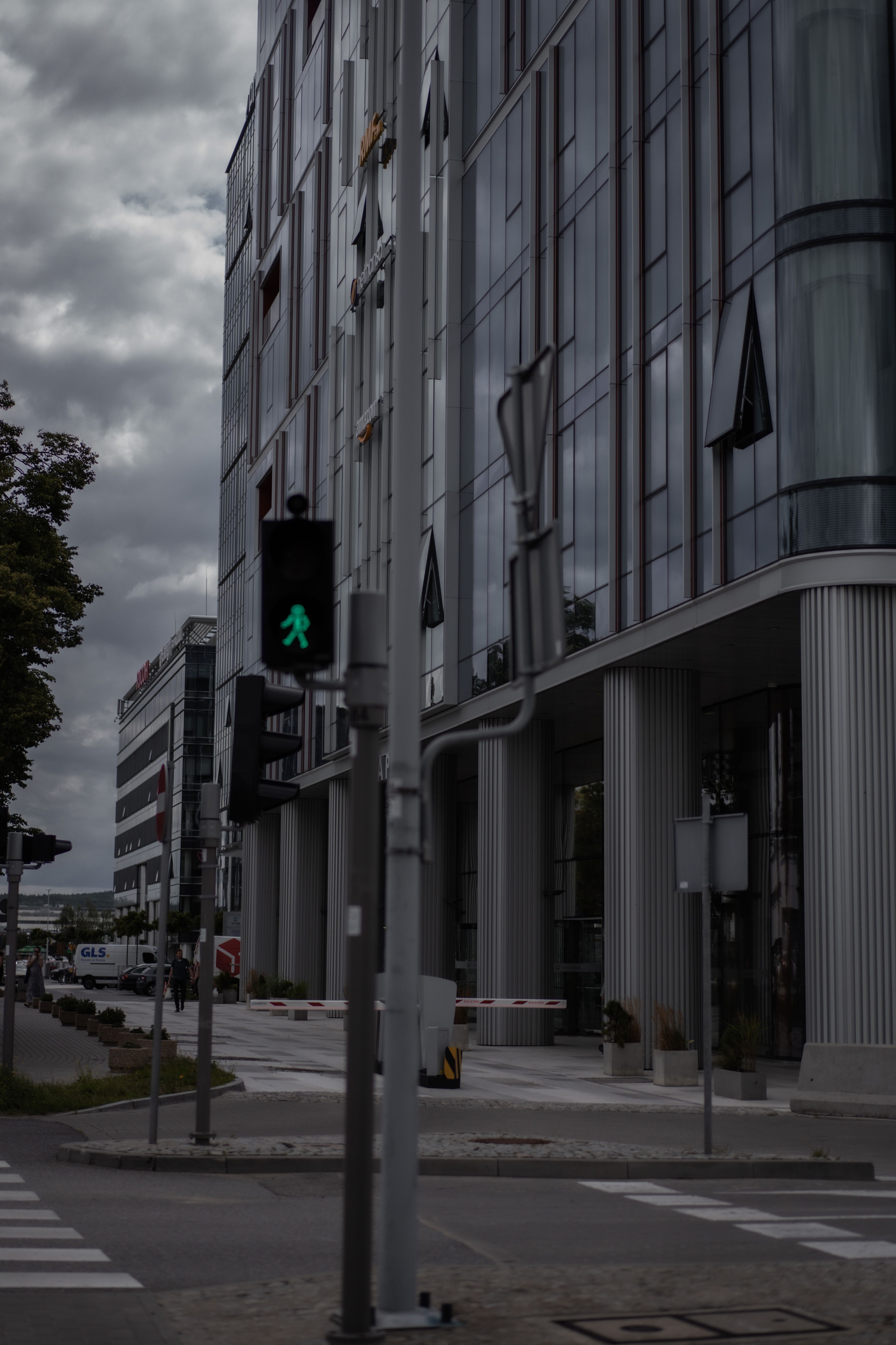 Street Light near Modern Office Building · Free Stock Photo