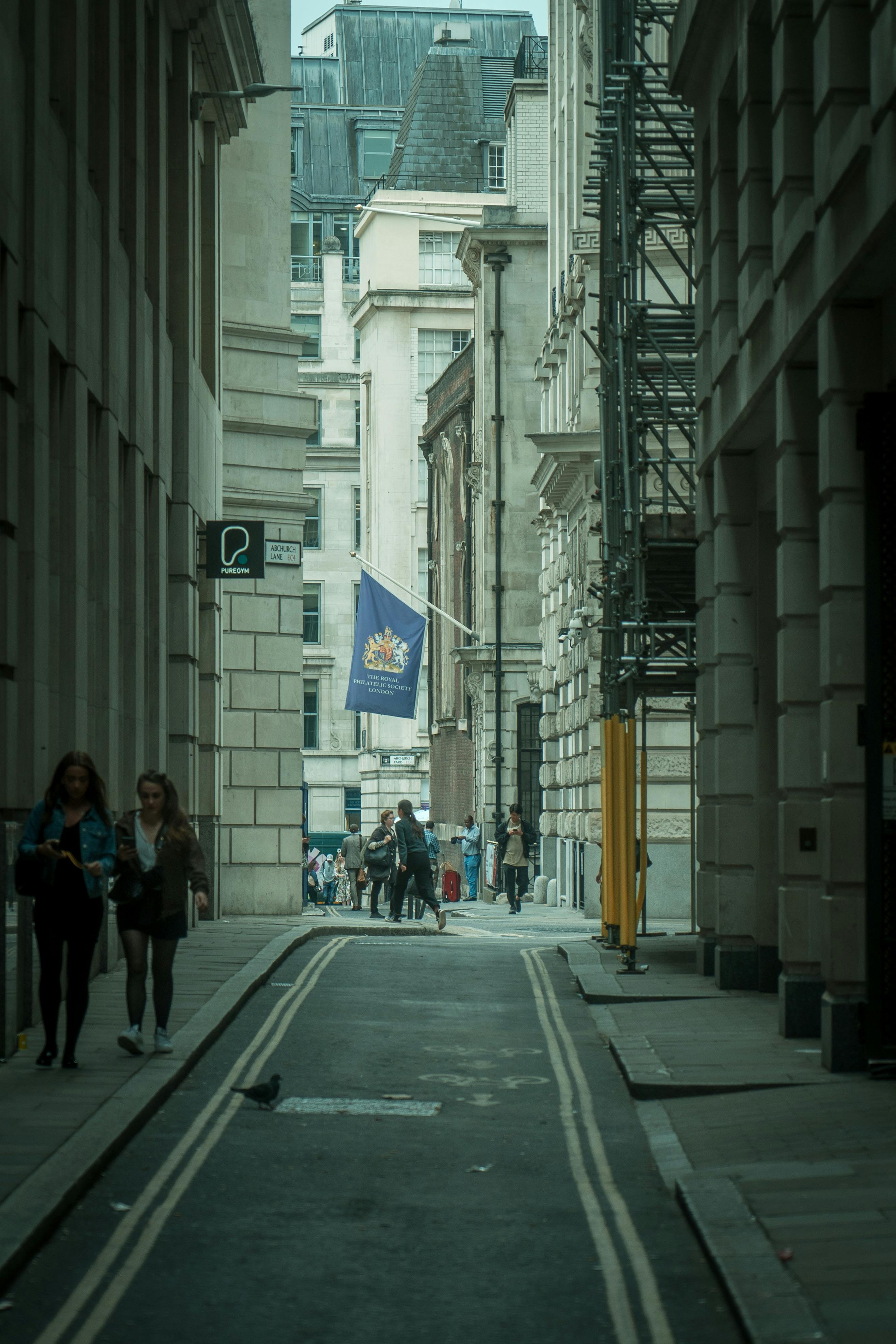 Narrow Street of London · Free Stock Photo