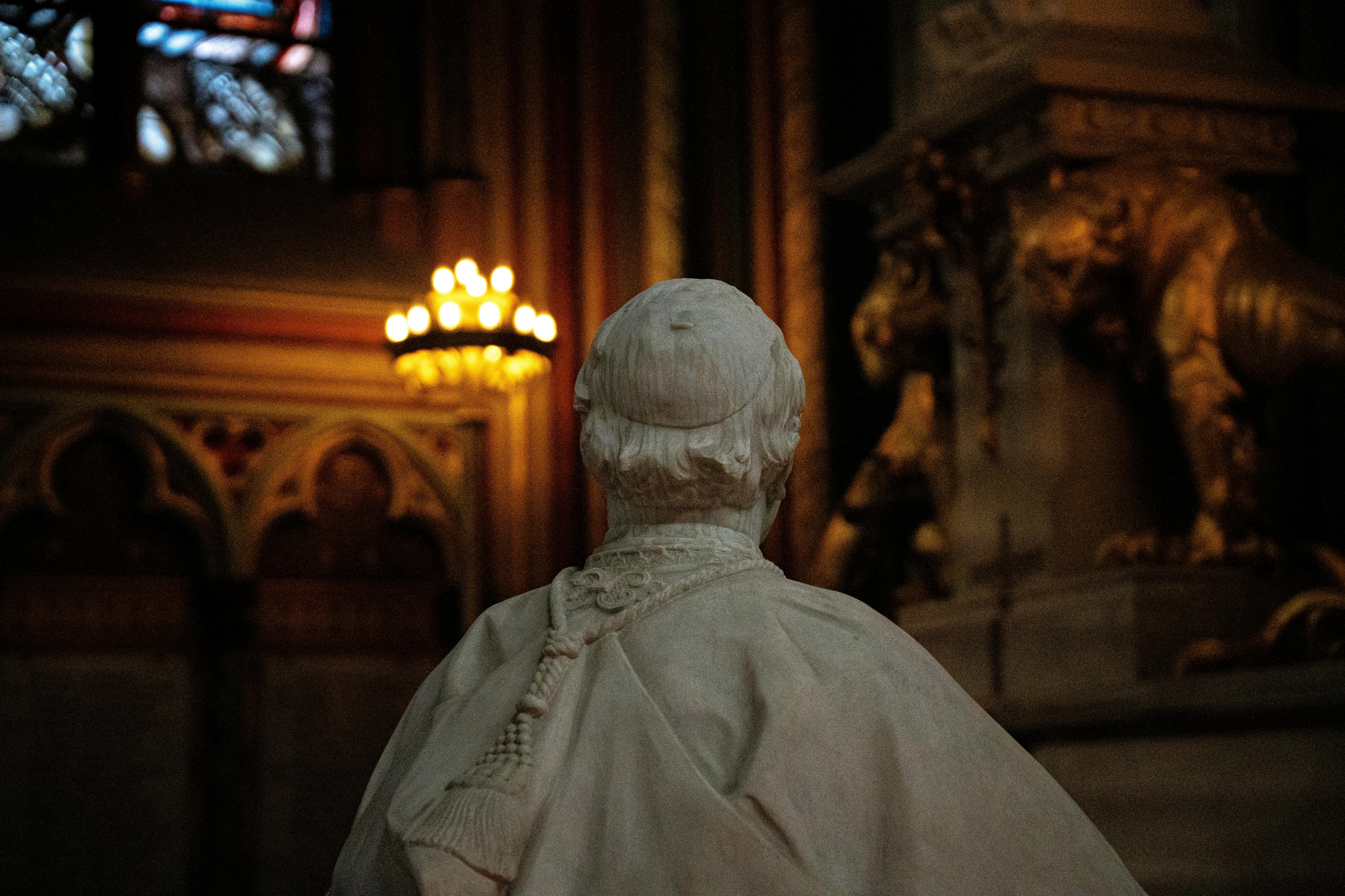 Back View of Sculpture in Church · Free Stock Photo