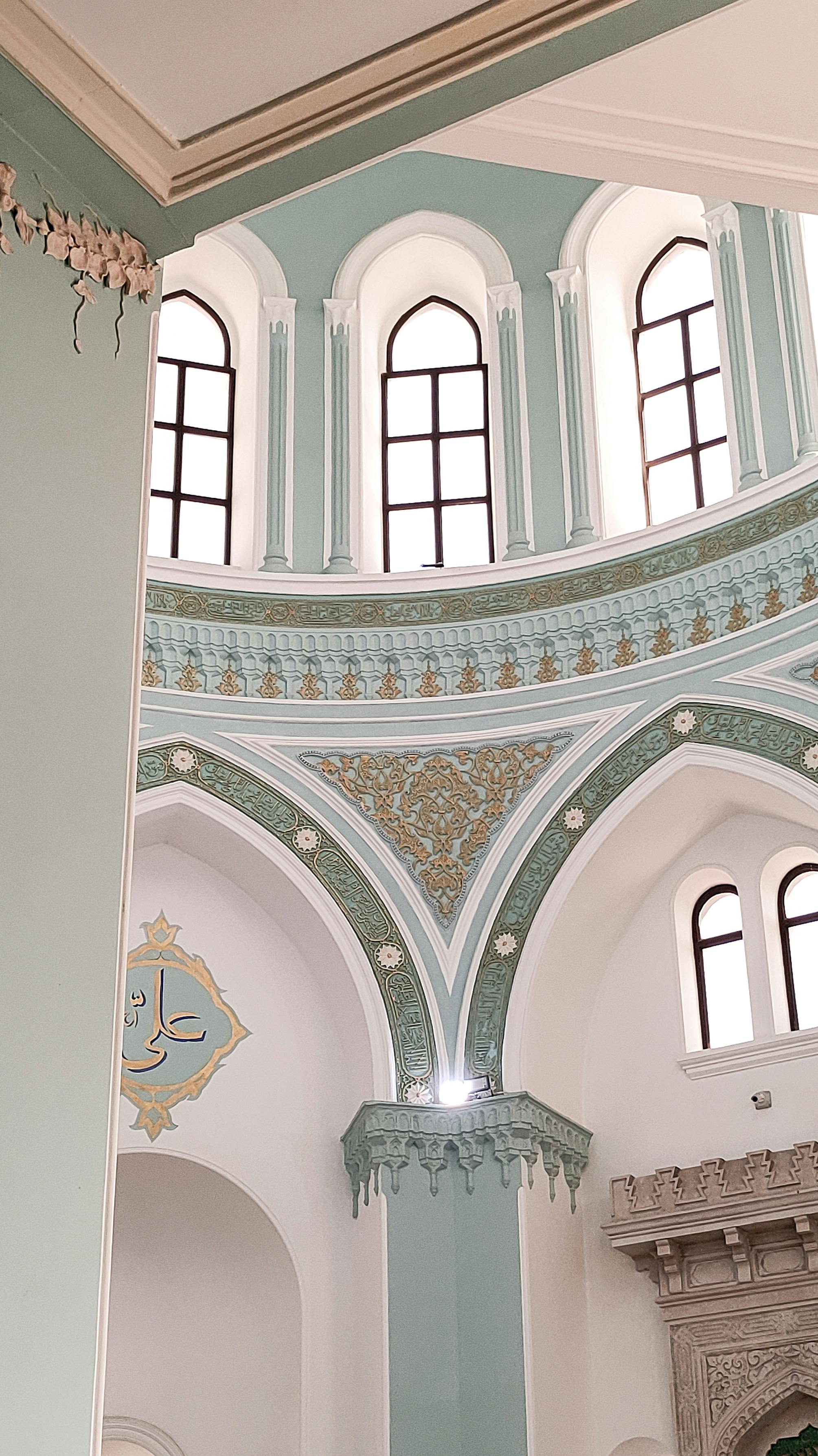 Ornamented Interior of Mosque · Free Stock Photo