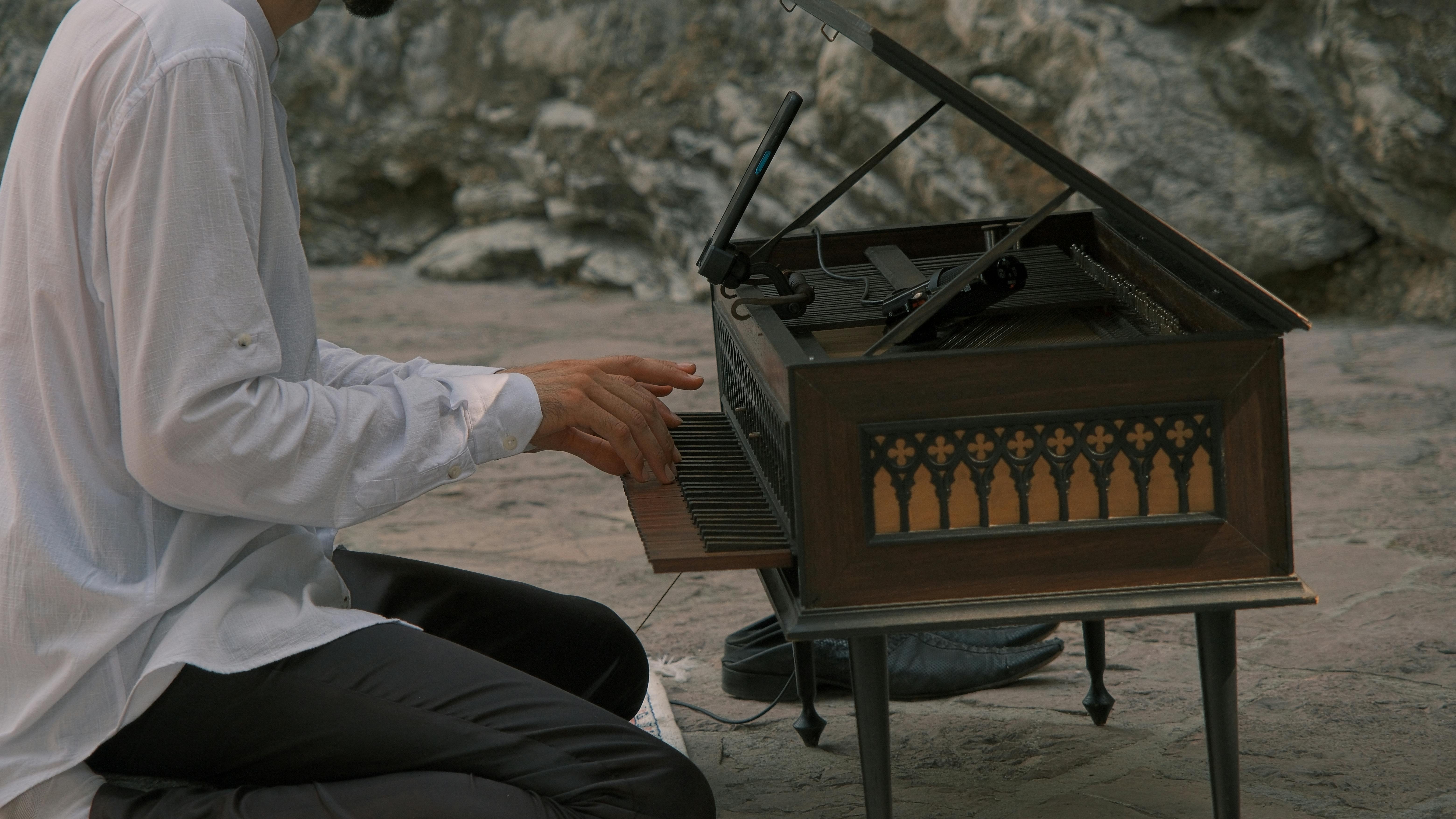 Small Keyboard Instrument · Free Stock Photo