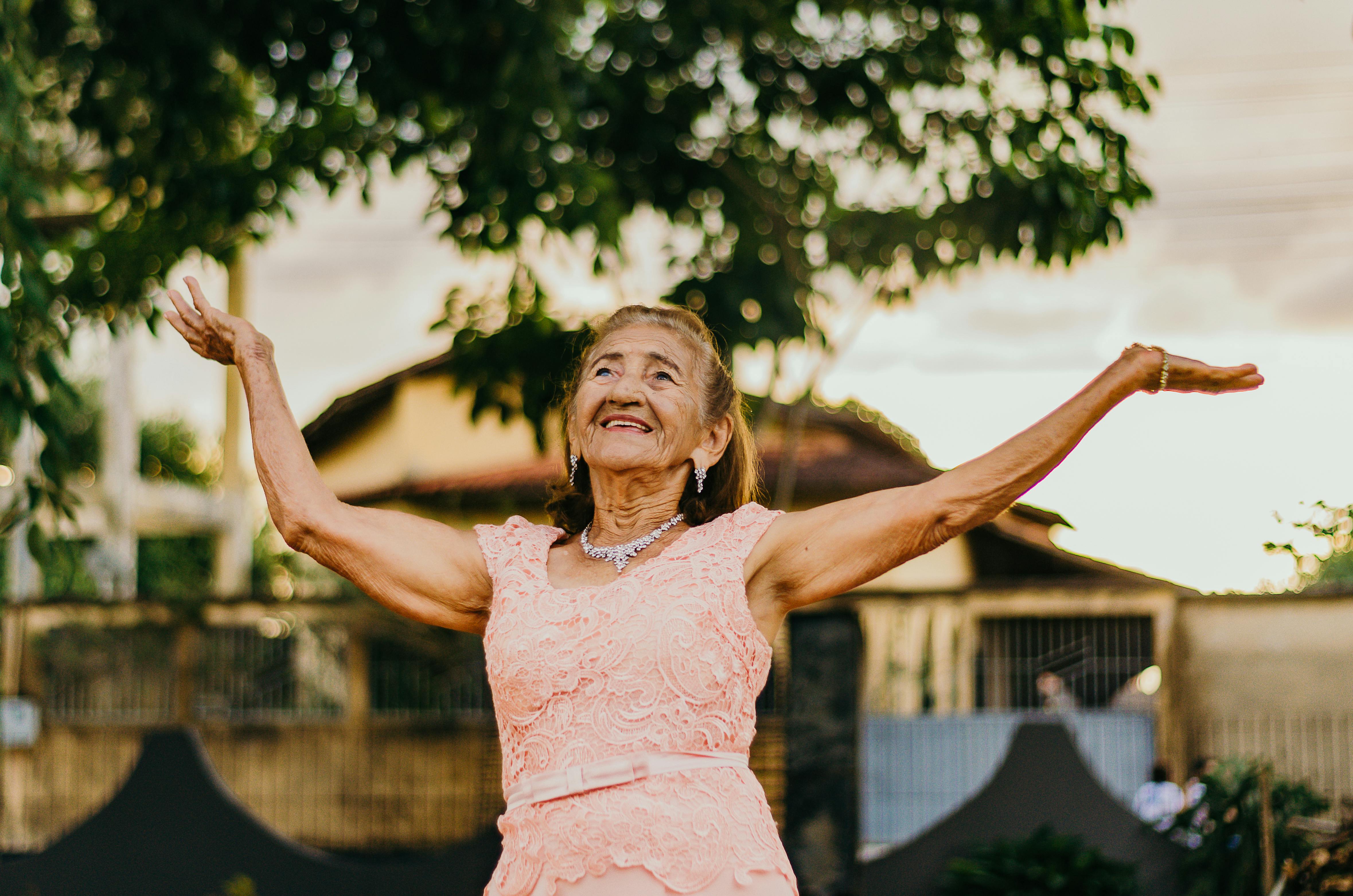 Foto De Stock Gratuita Sobre Adulto Al Aire Libre Anciana