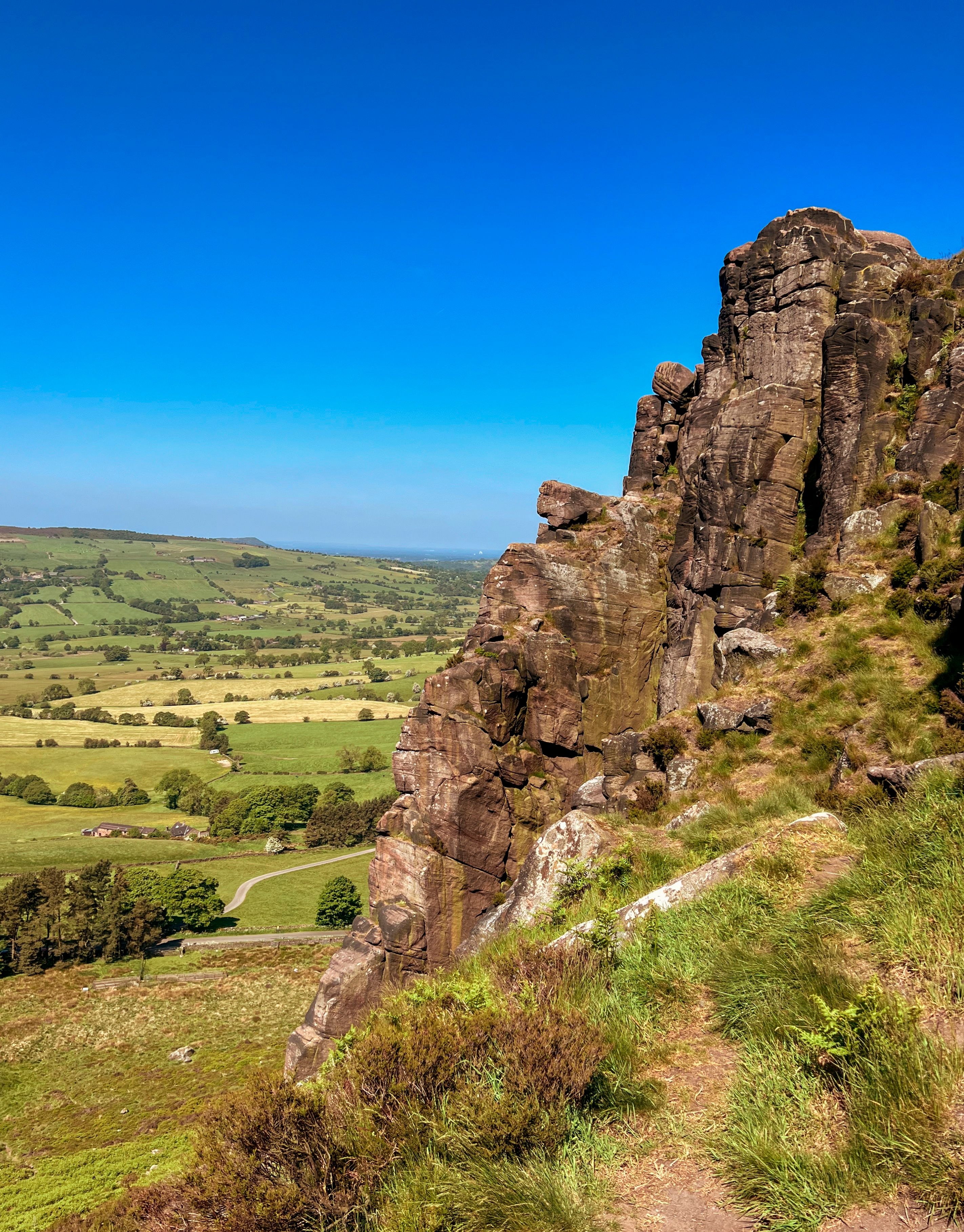 The view from the top of a cliff overlooking a valley · Free Stock Photo