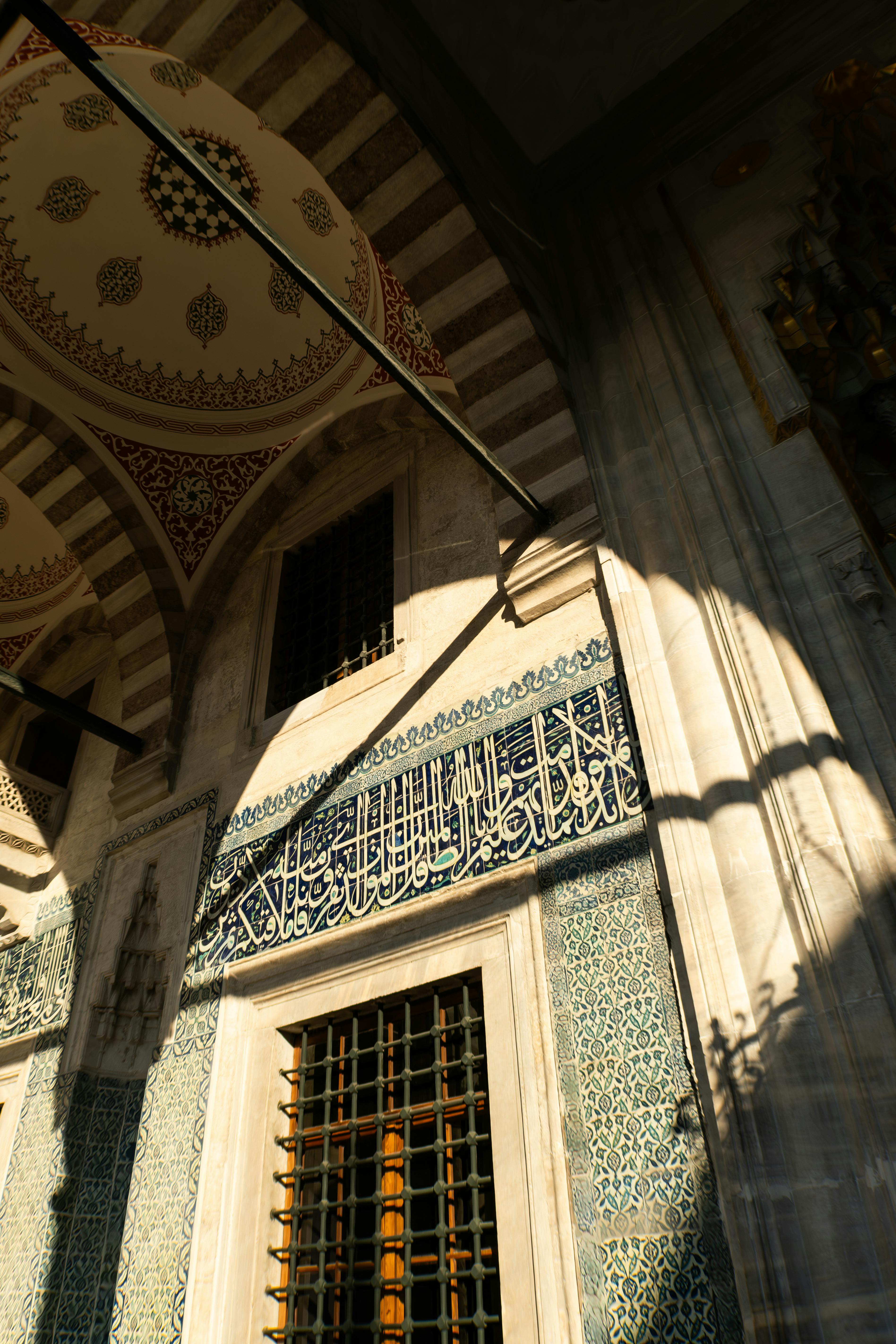 Sunlit, Ornamented Mosque Wall · Free Stock Photo