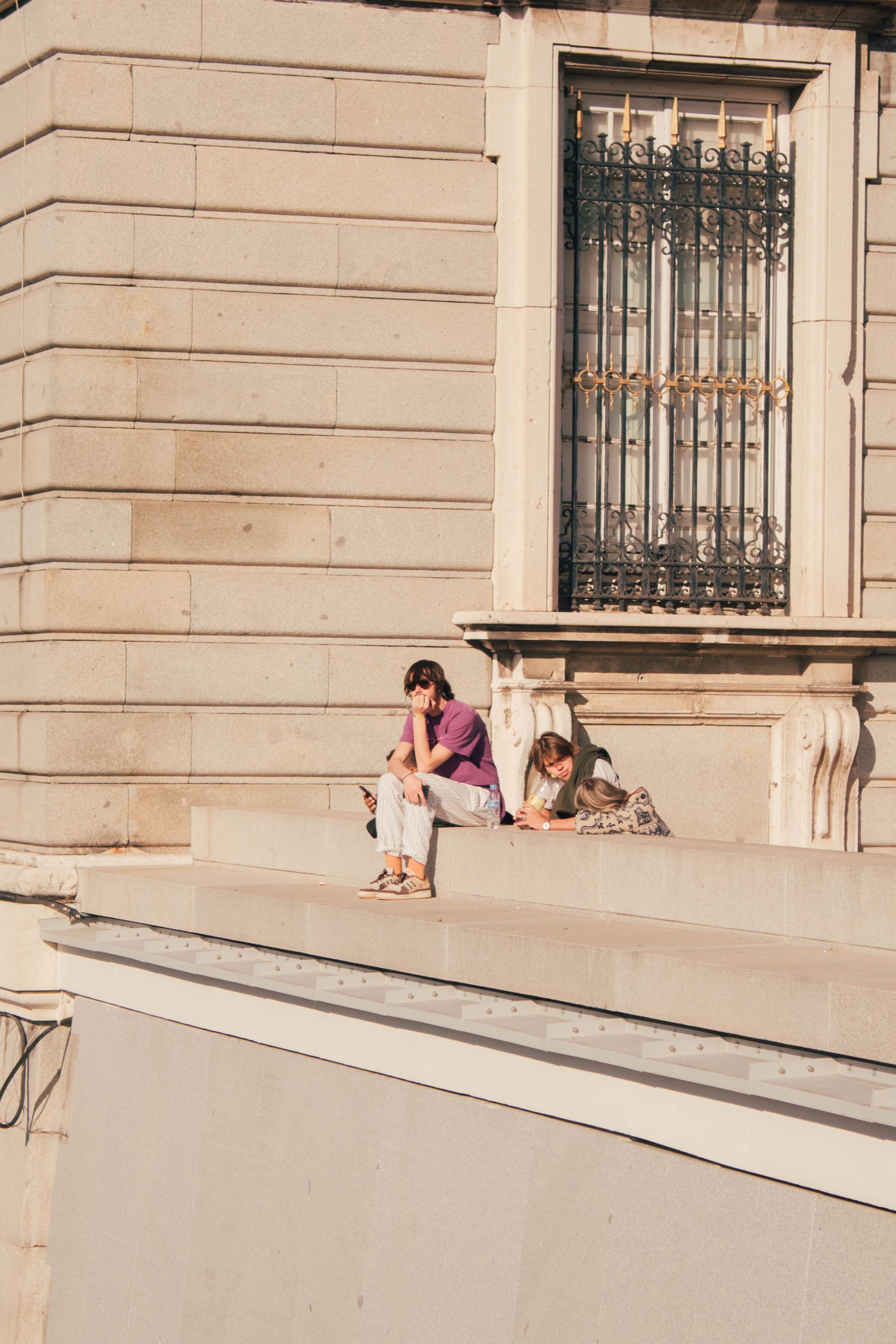 People Sitting on Wall · Free Stock Photo