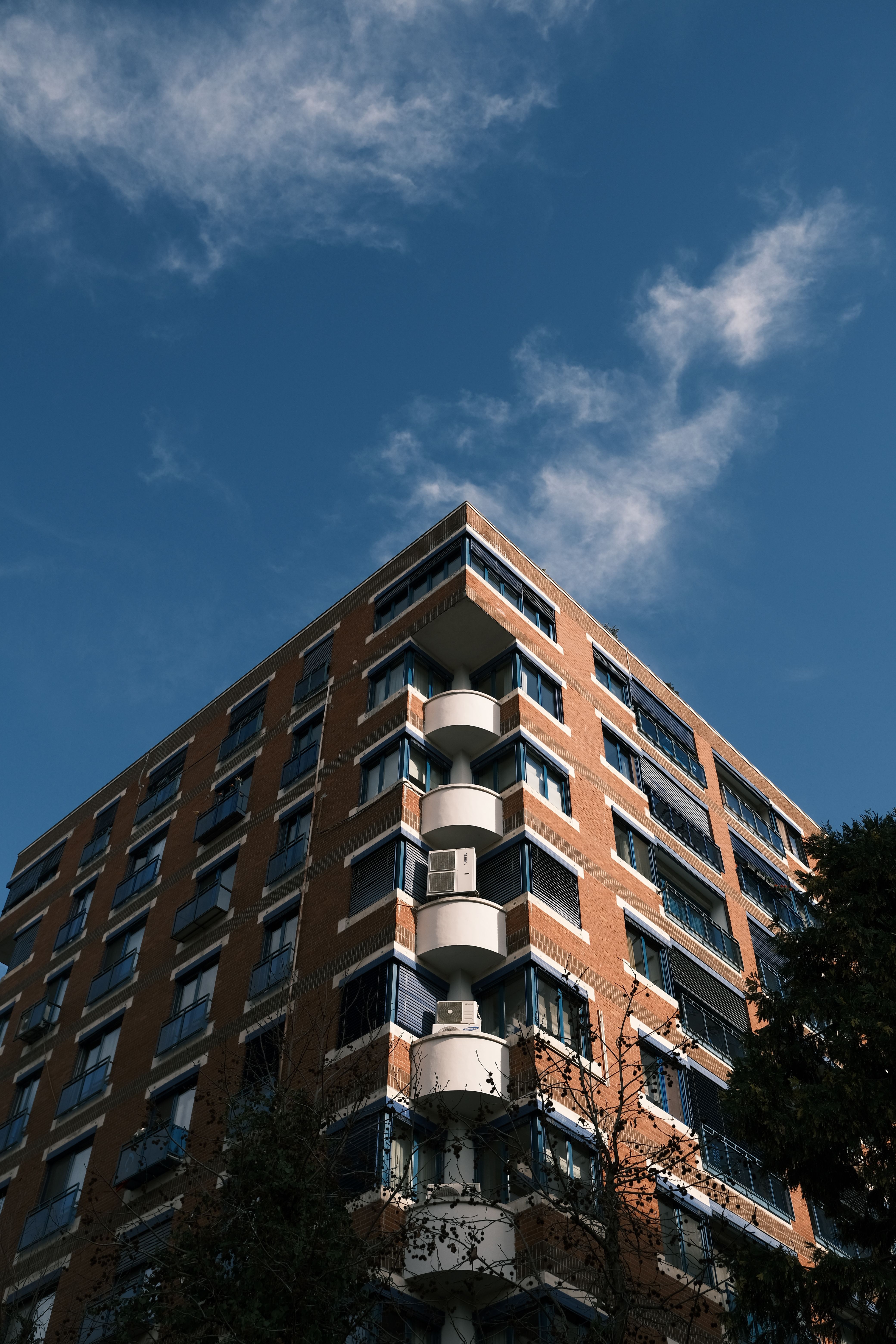 Low-Angle Shot of a Concrete Building · Free Stock Photo