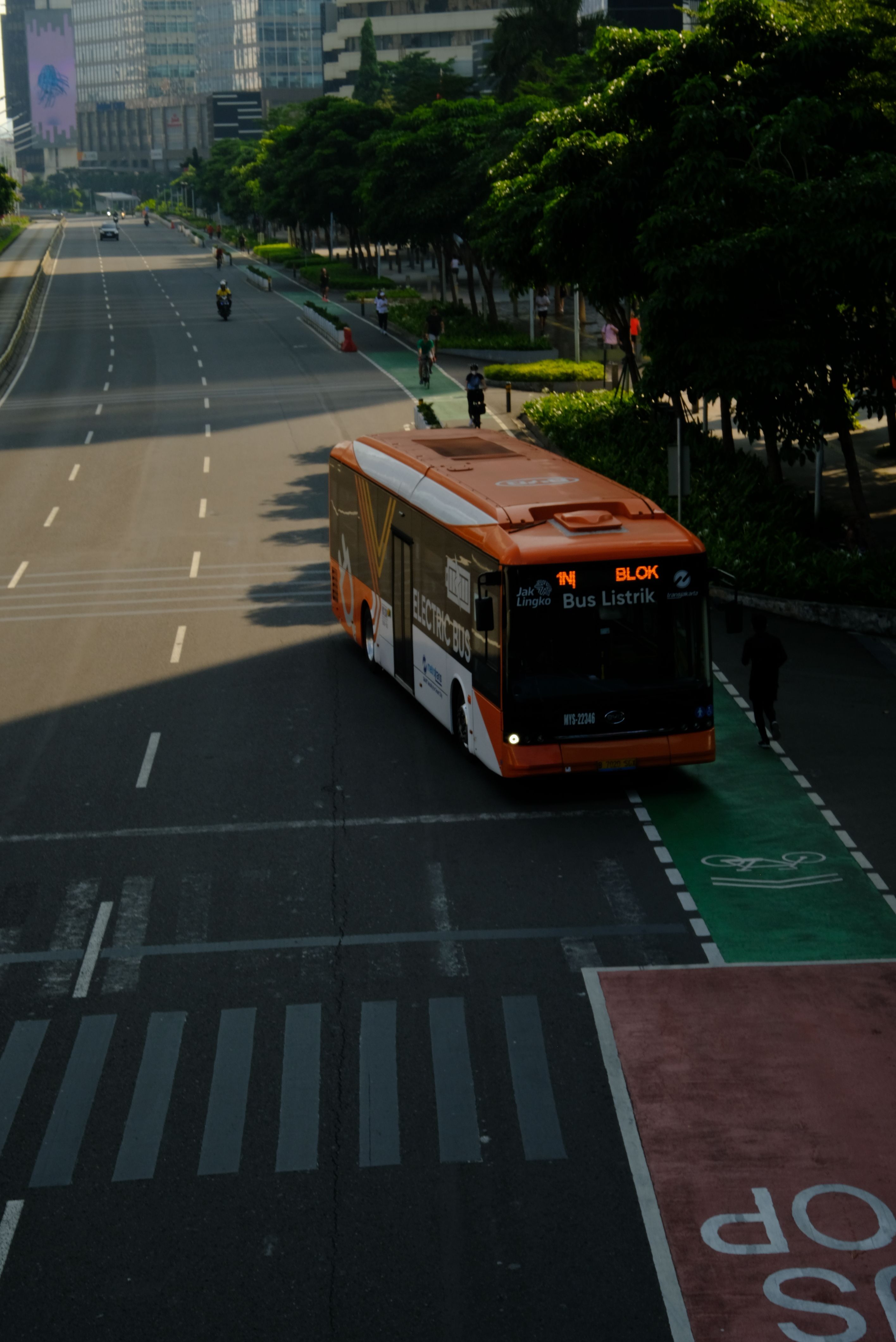 Bus on Street · Free Stock Photo