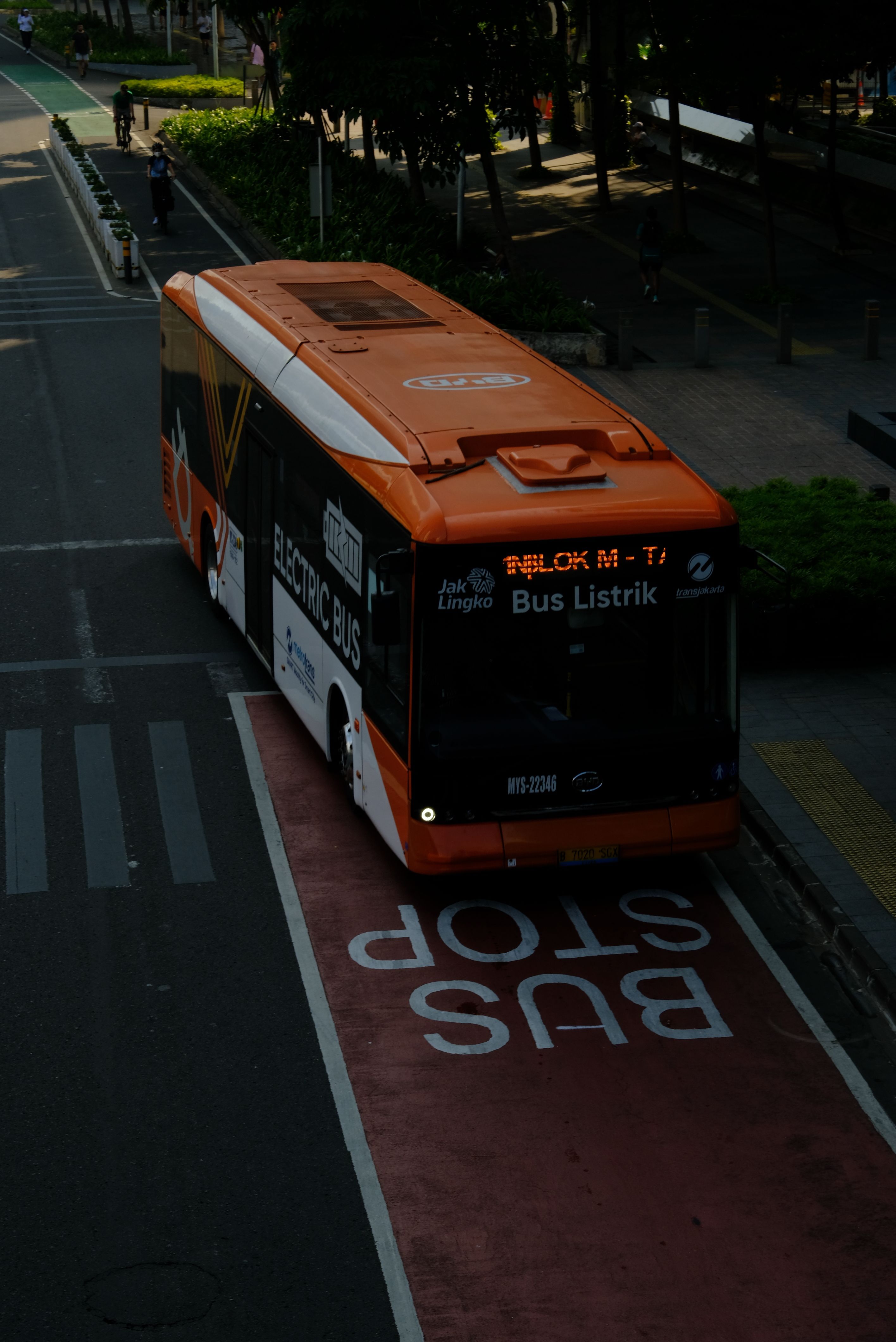 Electric Bus on Street · Free Stock Photo