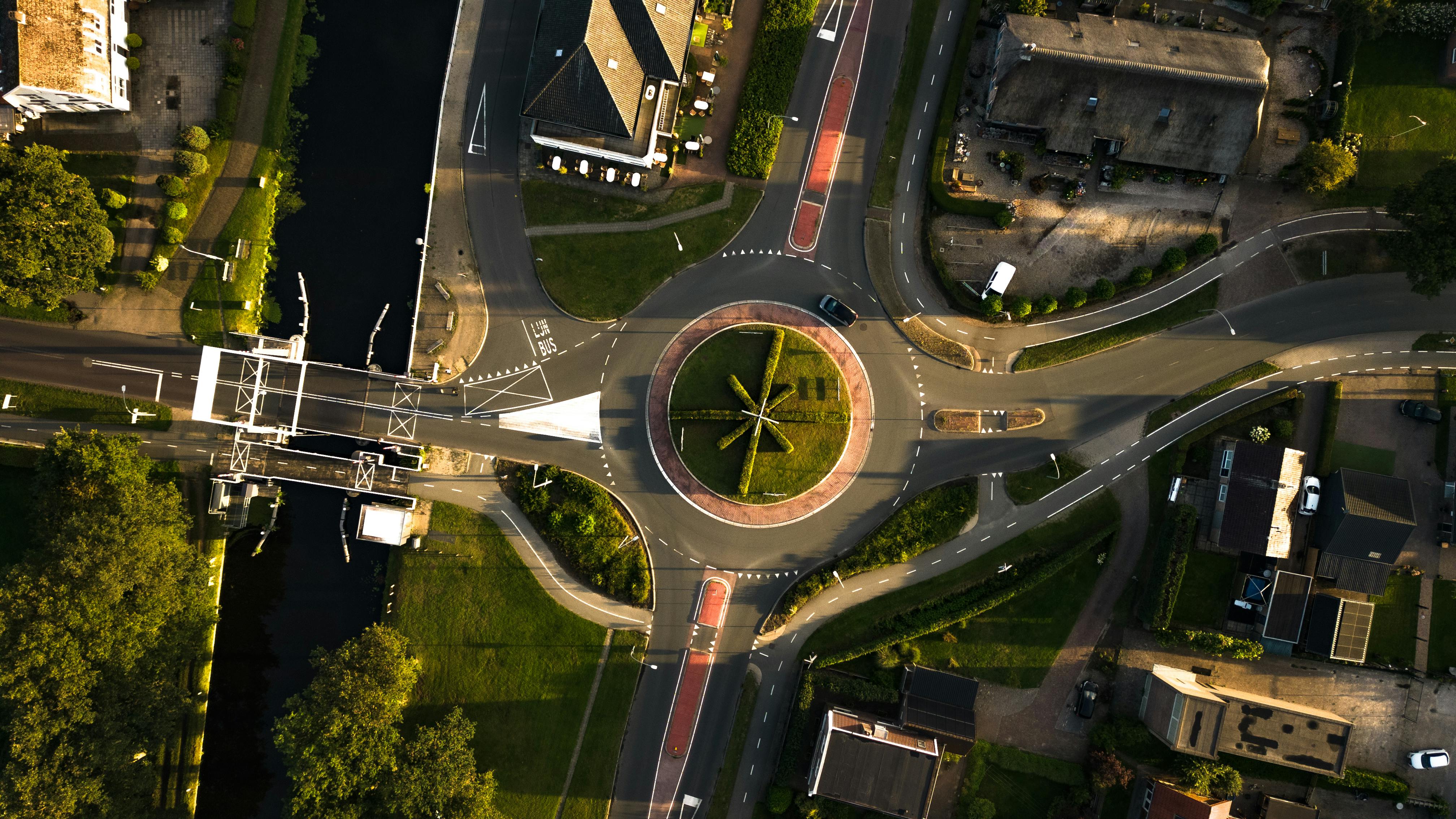 Roundabout in City Suburbs · Free Stock Photo