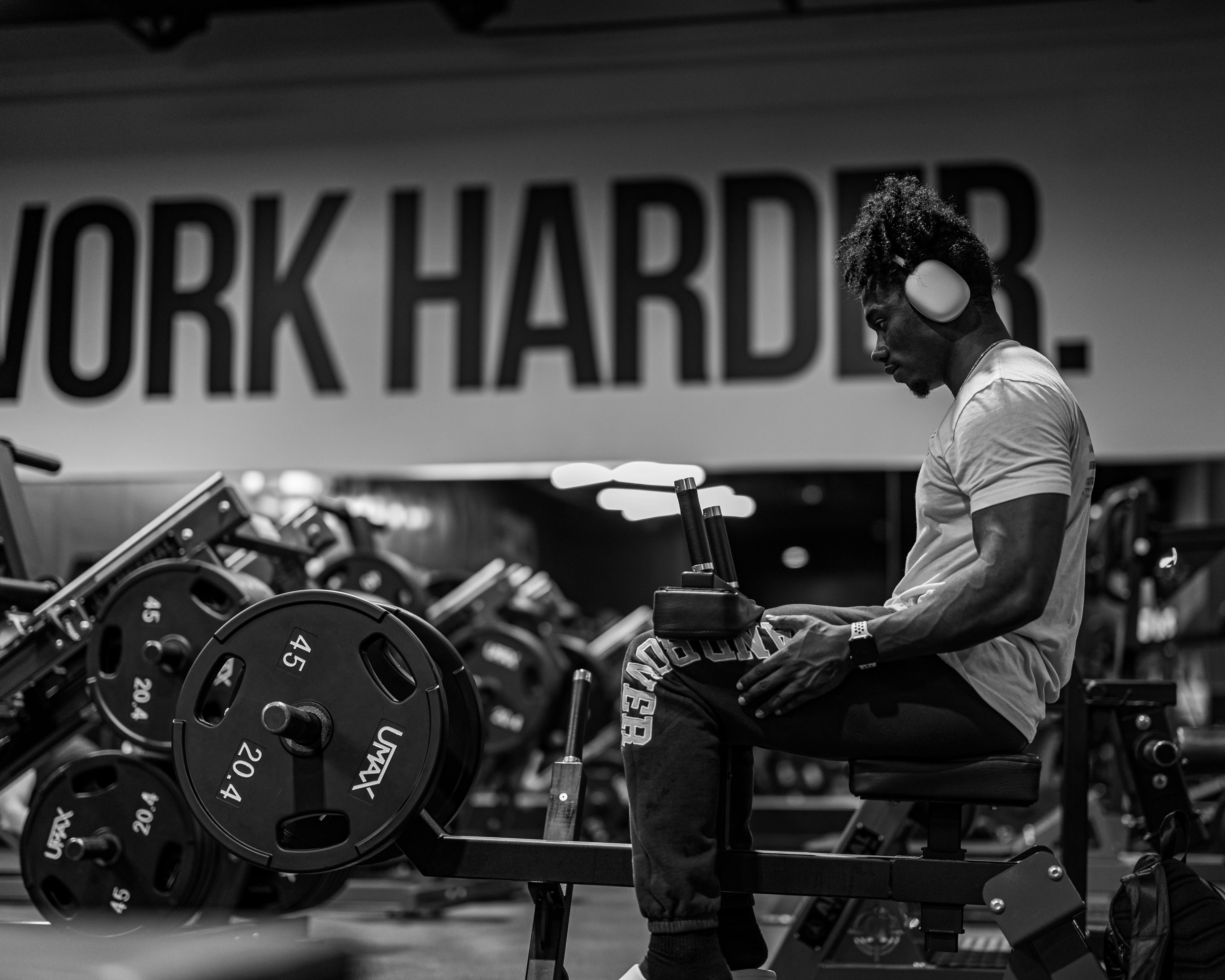 Man Practising on a Gym in Black and White · Free Stock Photo
