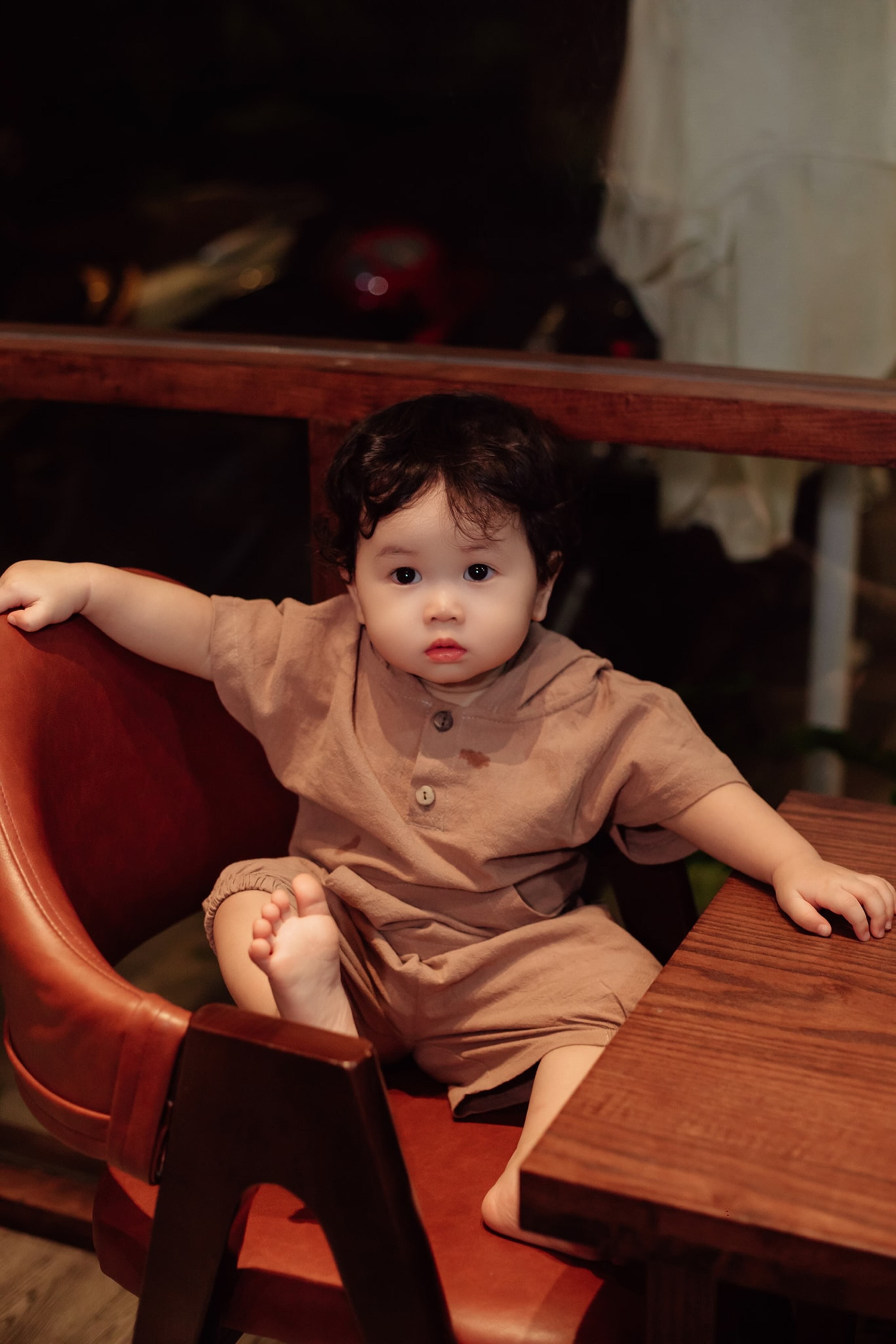 Child Sitting on Chair · Free Stock Photo