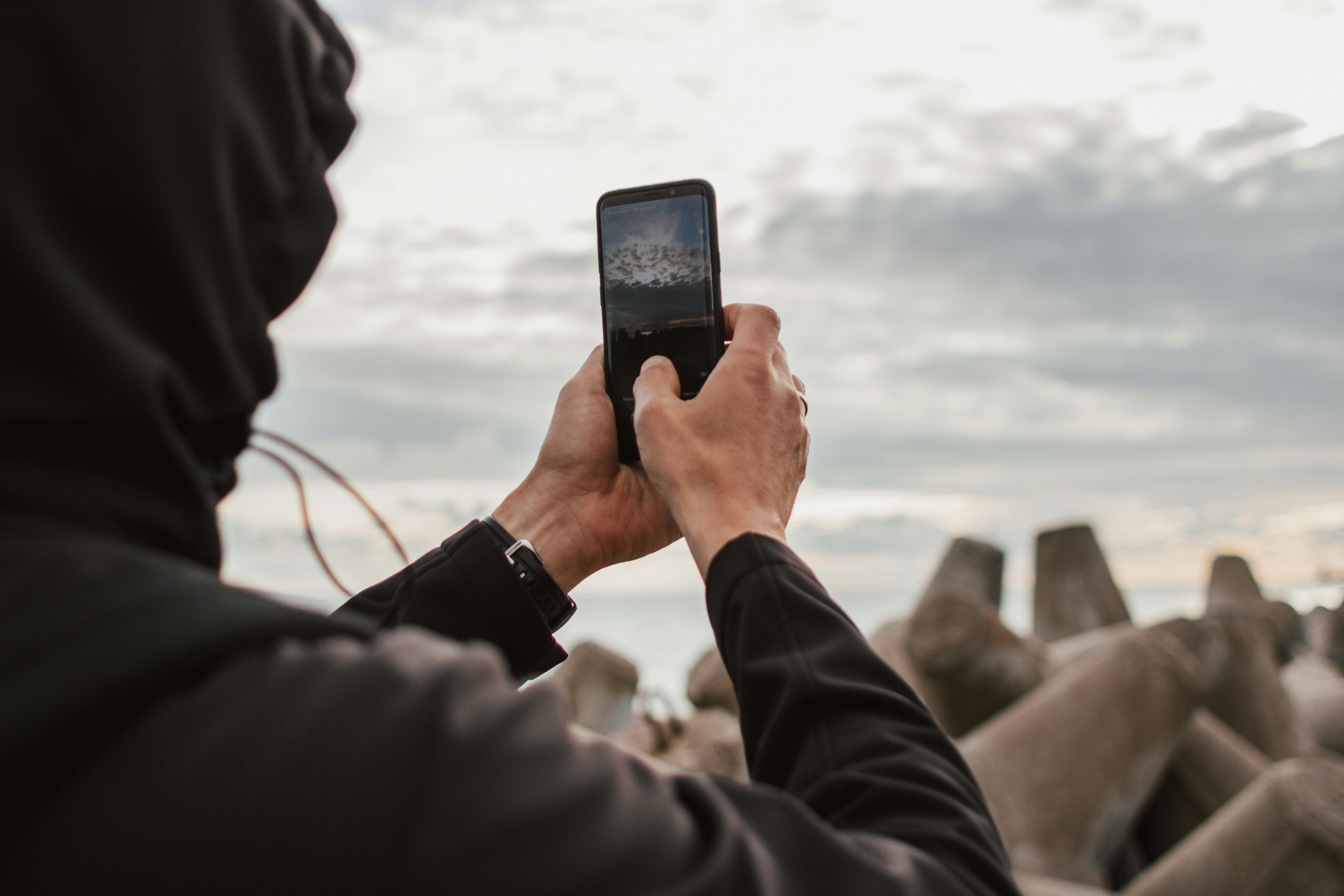 Holding Smartphone Photos, Download The BEST Free Holding Smartphone ...