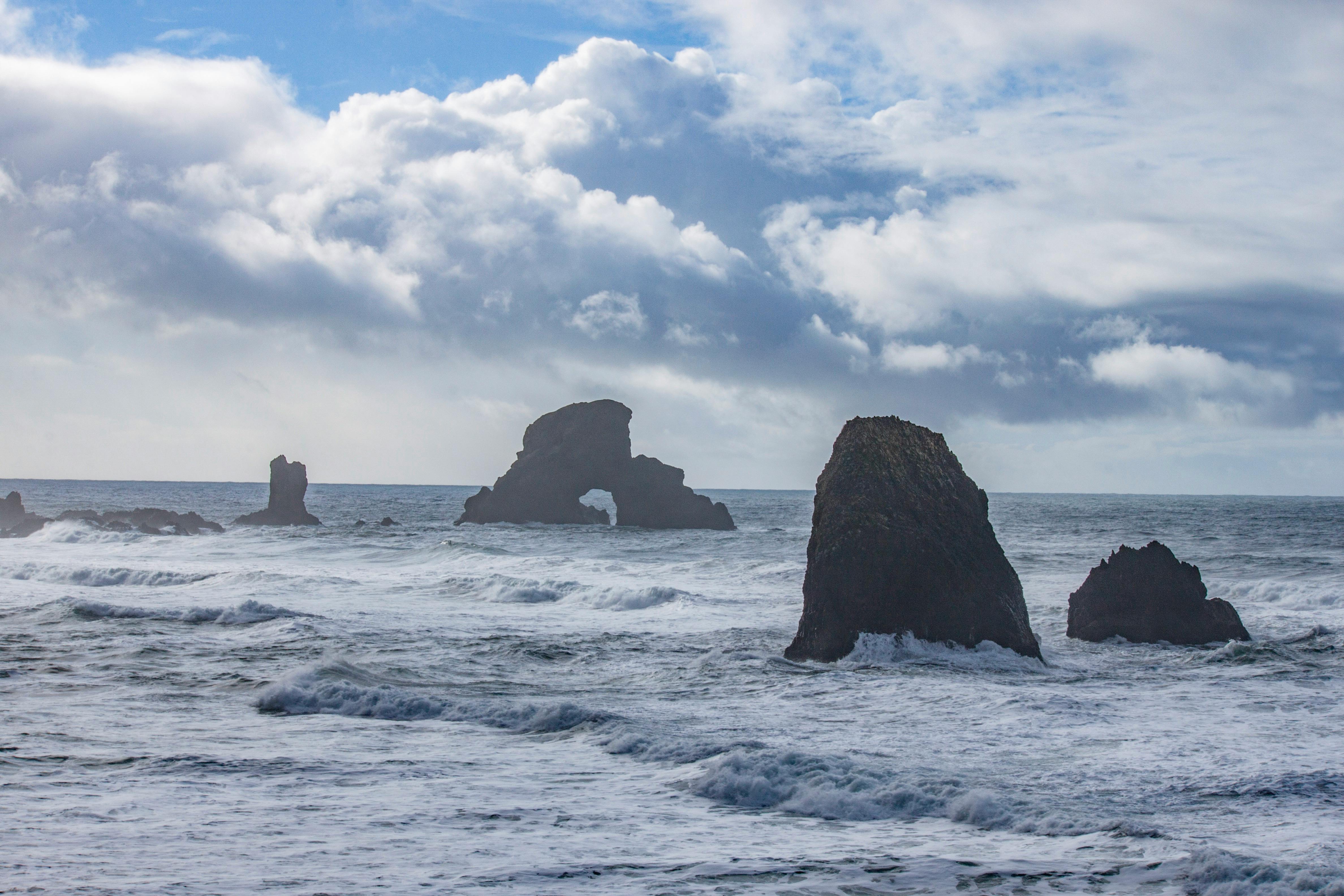 Rock Formations in a Body of Water · Free Stock Photo