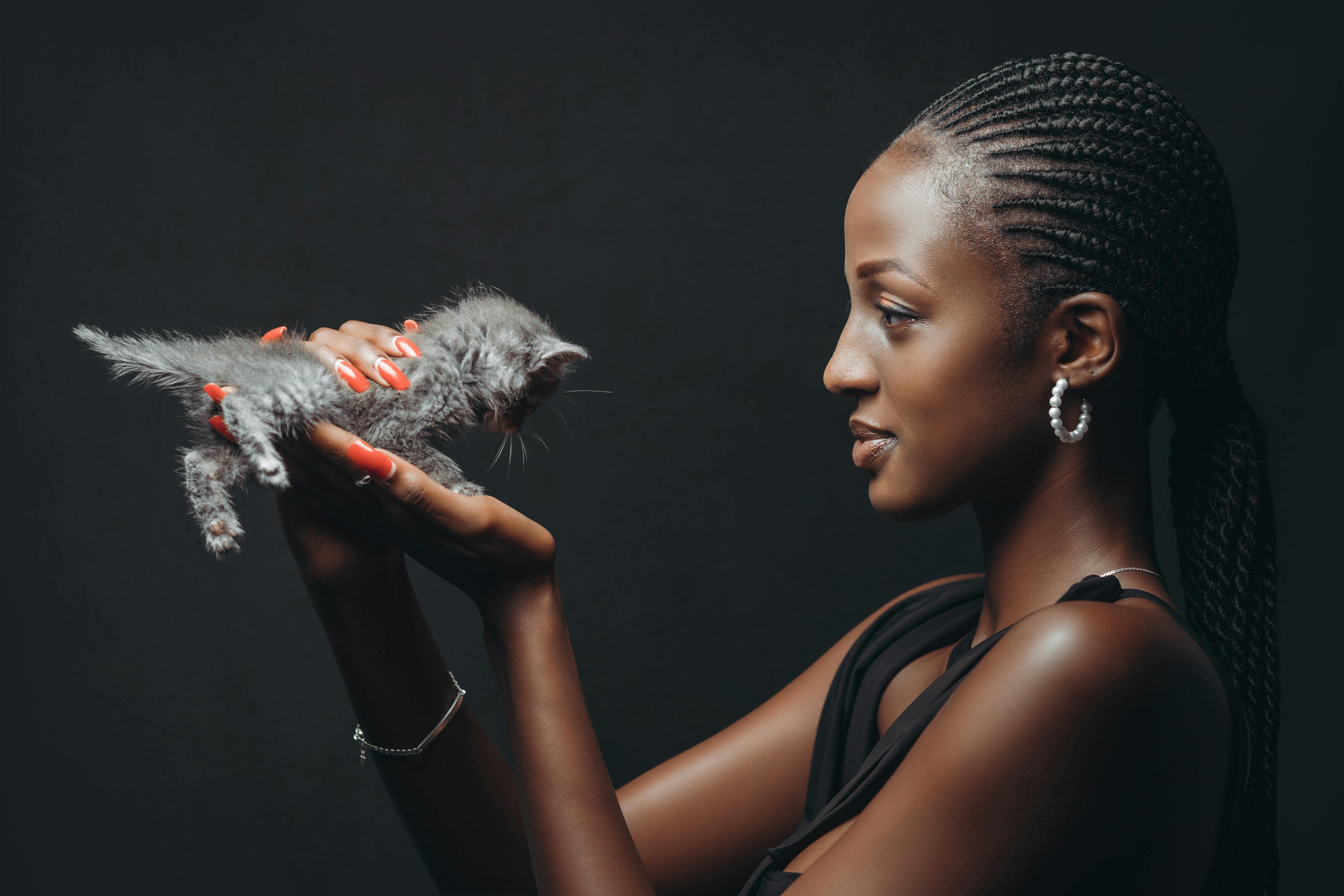 WOMEN AND CAT · Free Stock Photo