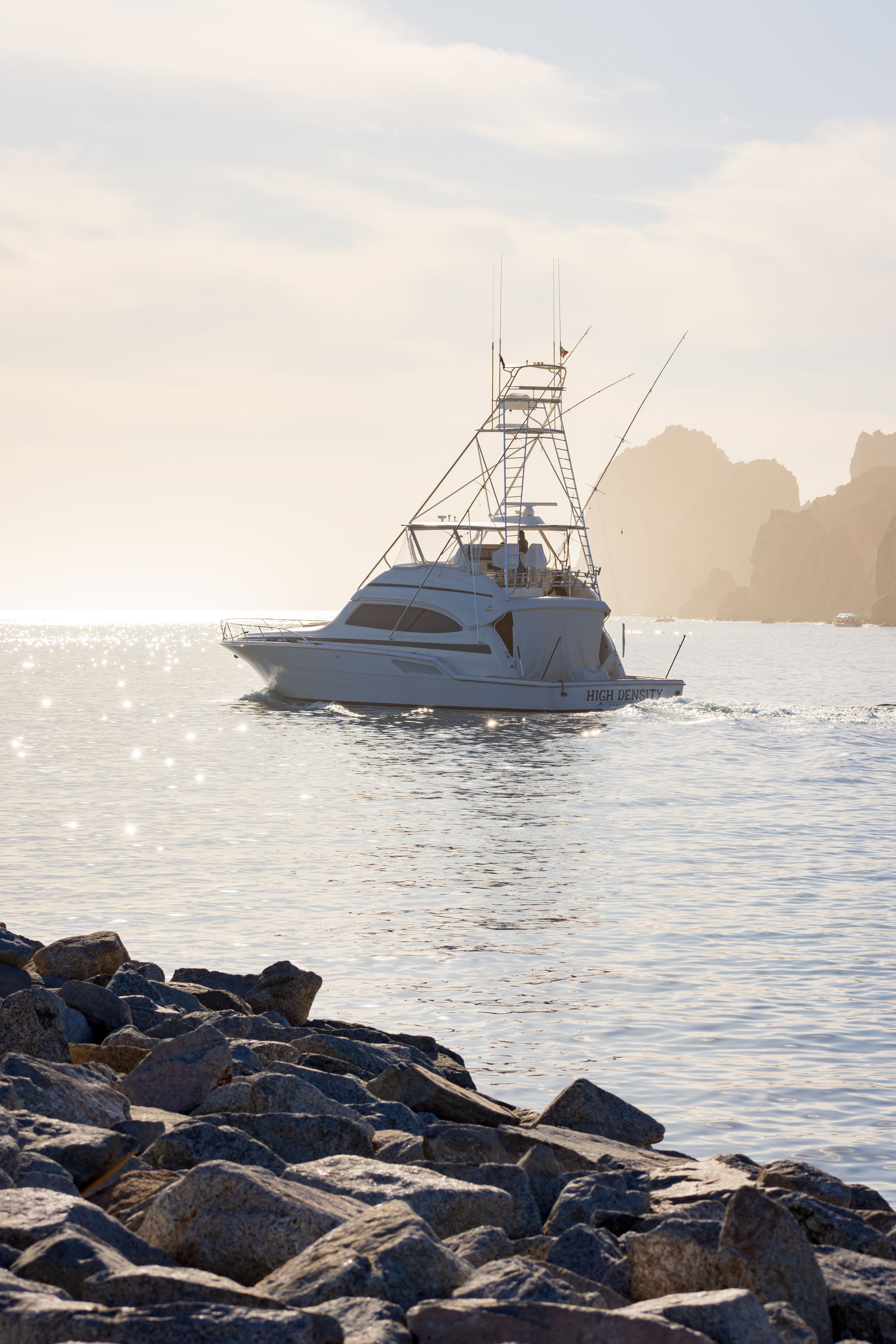 Yacht Leaving the Bay · Free Stock Photo
