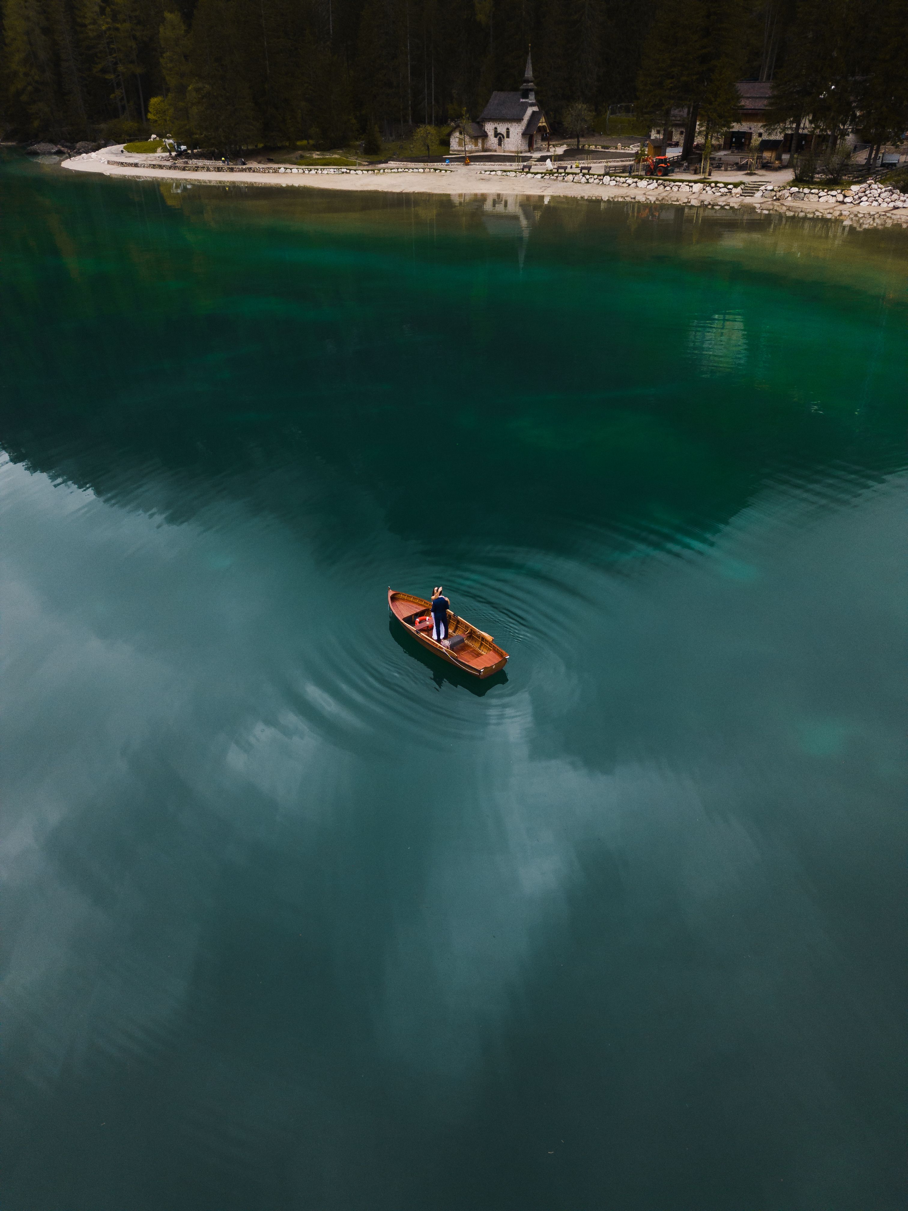 Foto de stock gratuita sobre a orillas del lago, barca, foto con dron ...