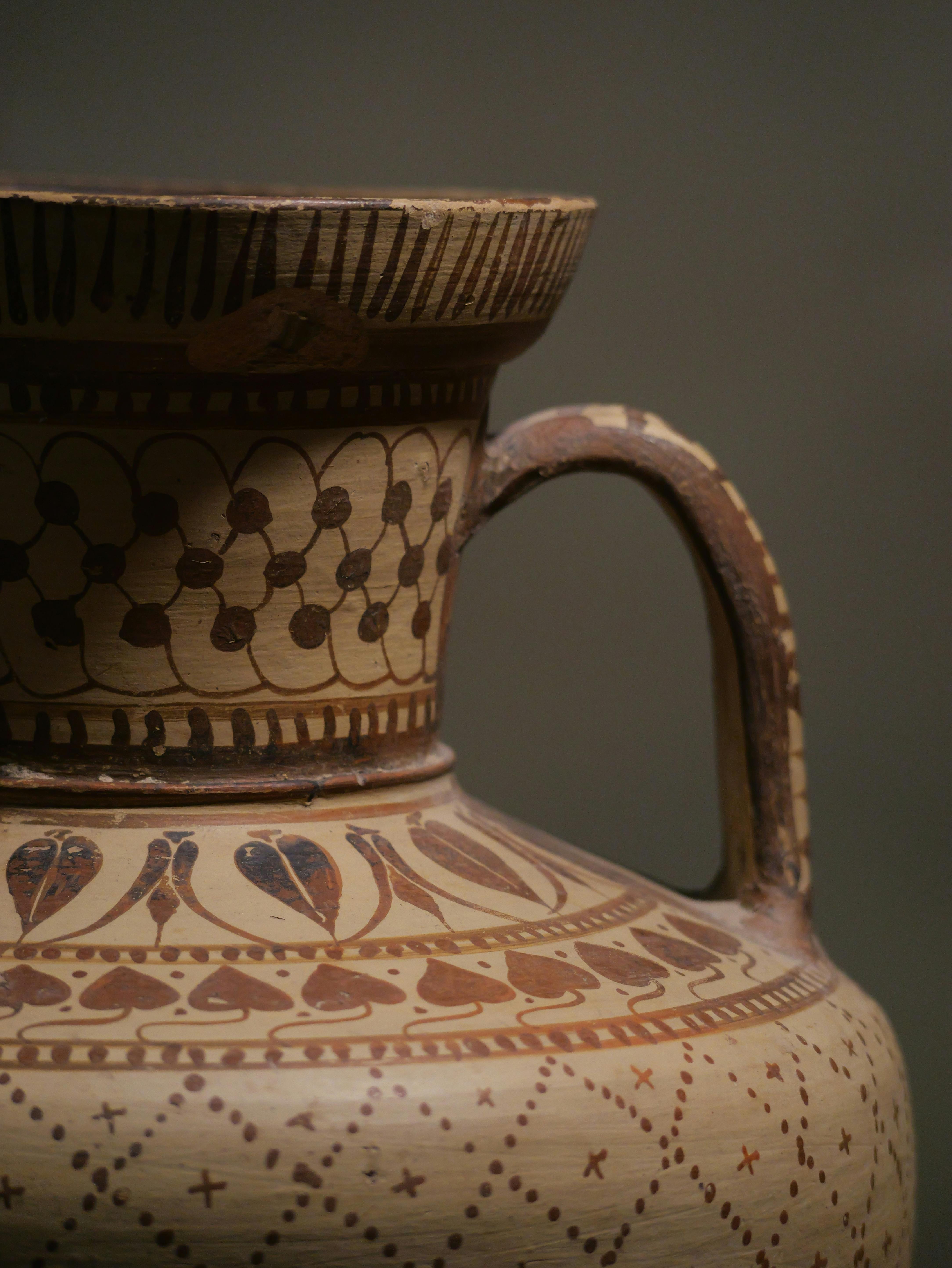 An ancient vase with a pattern on it · Free Stock Photo