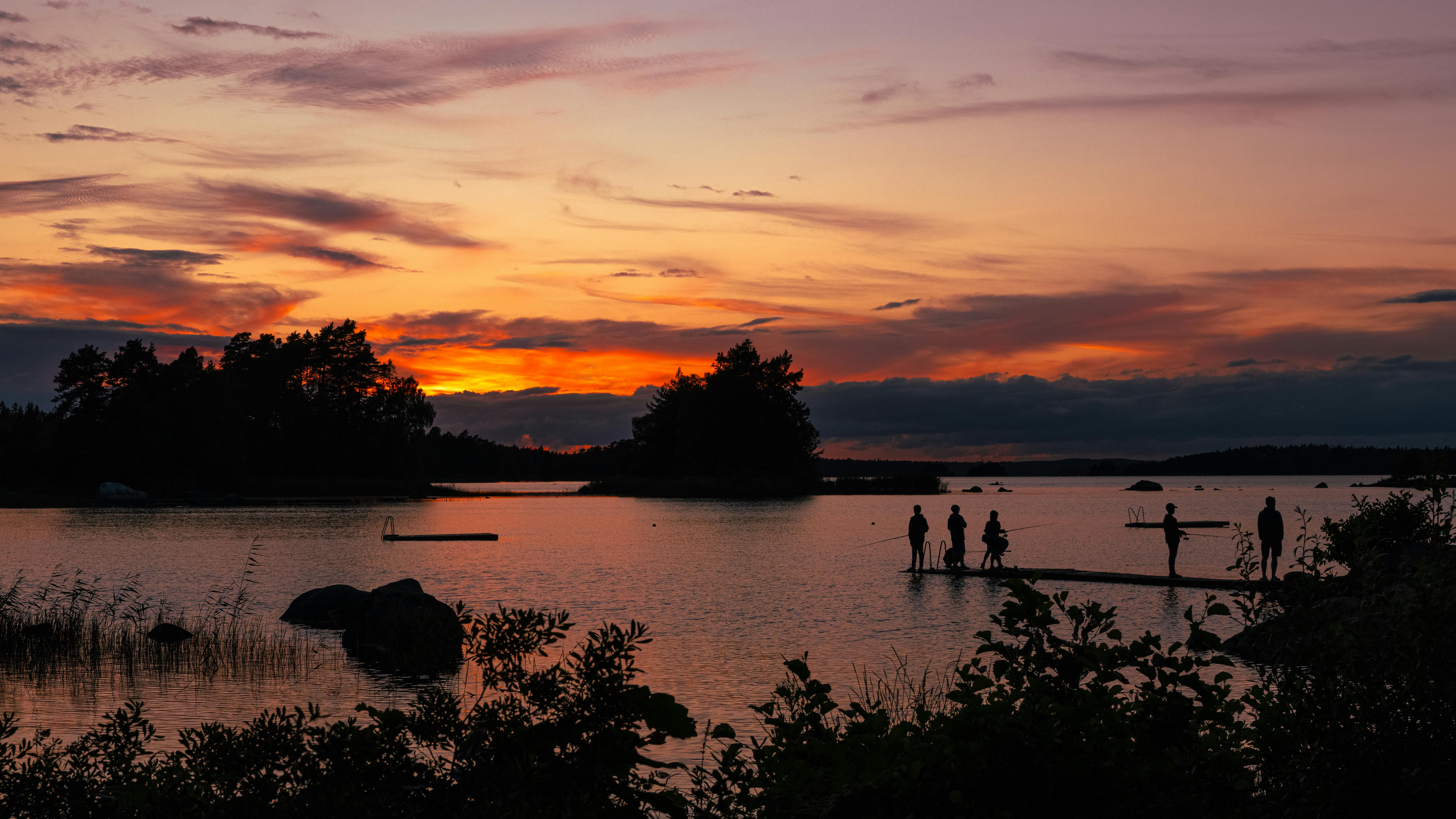 Calm Lake at Sunset · Free Stock Photo