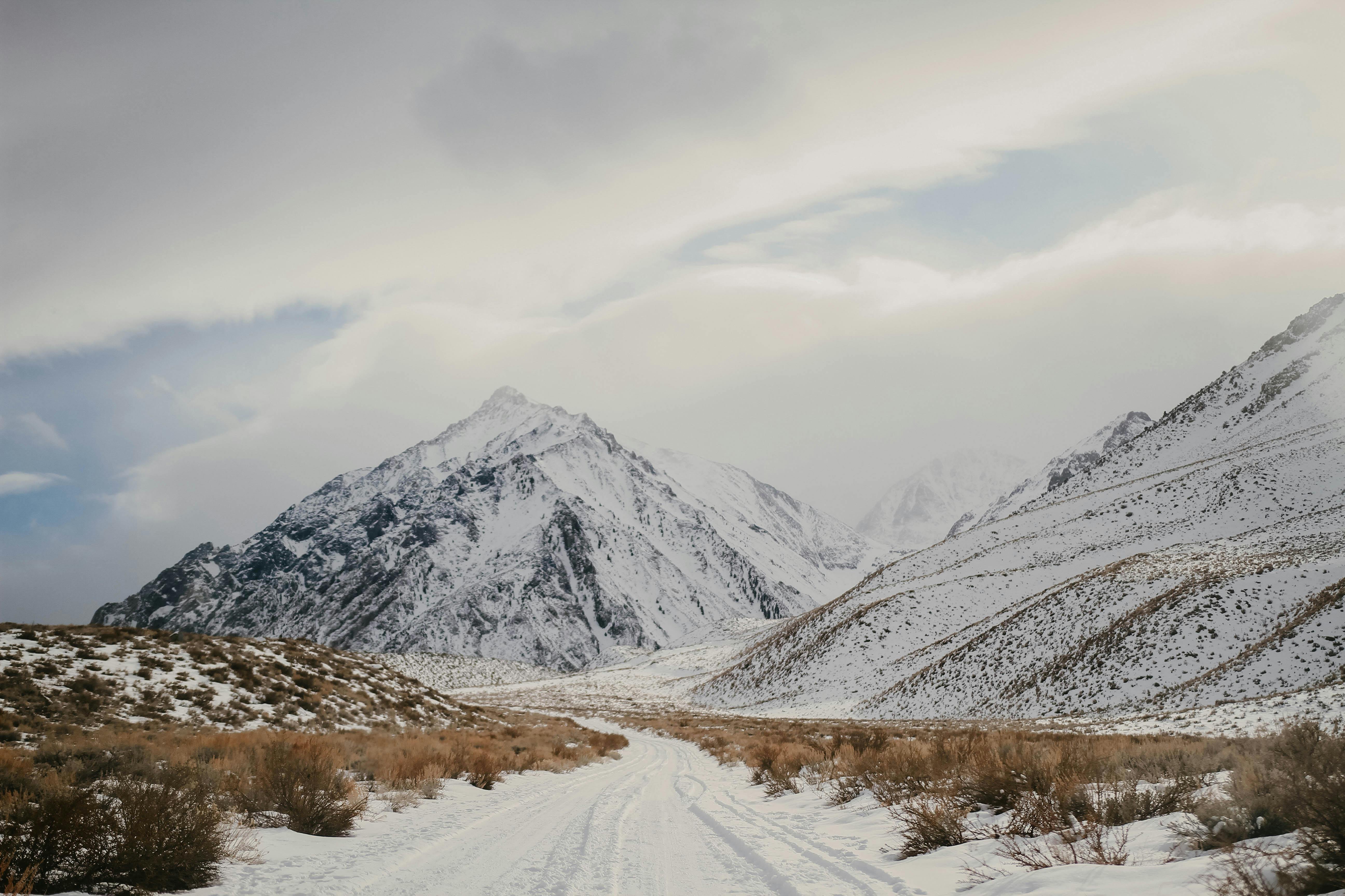 Road Between Mountains · Free Stock Photo