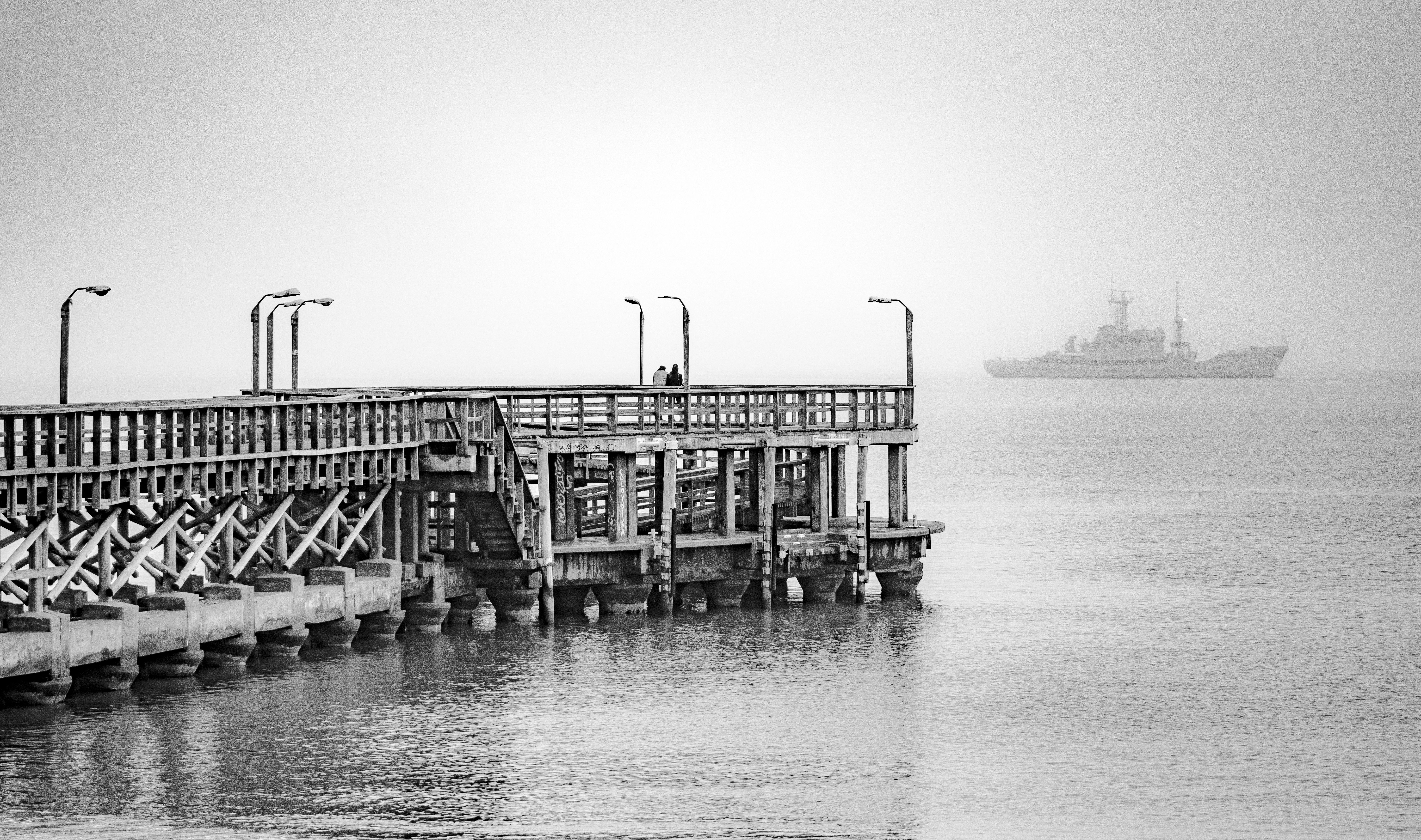 Mirando un barco desde el muelle · Free Stock Photo