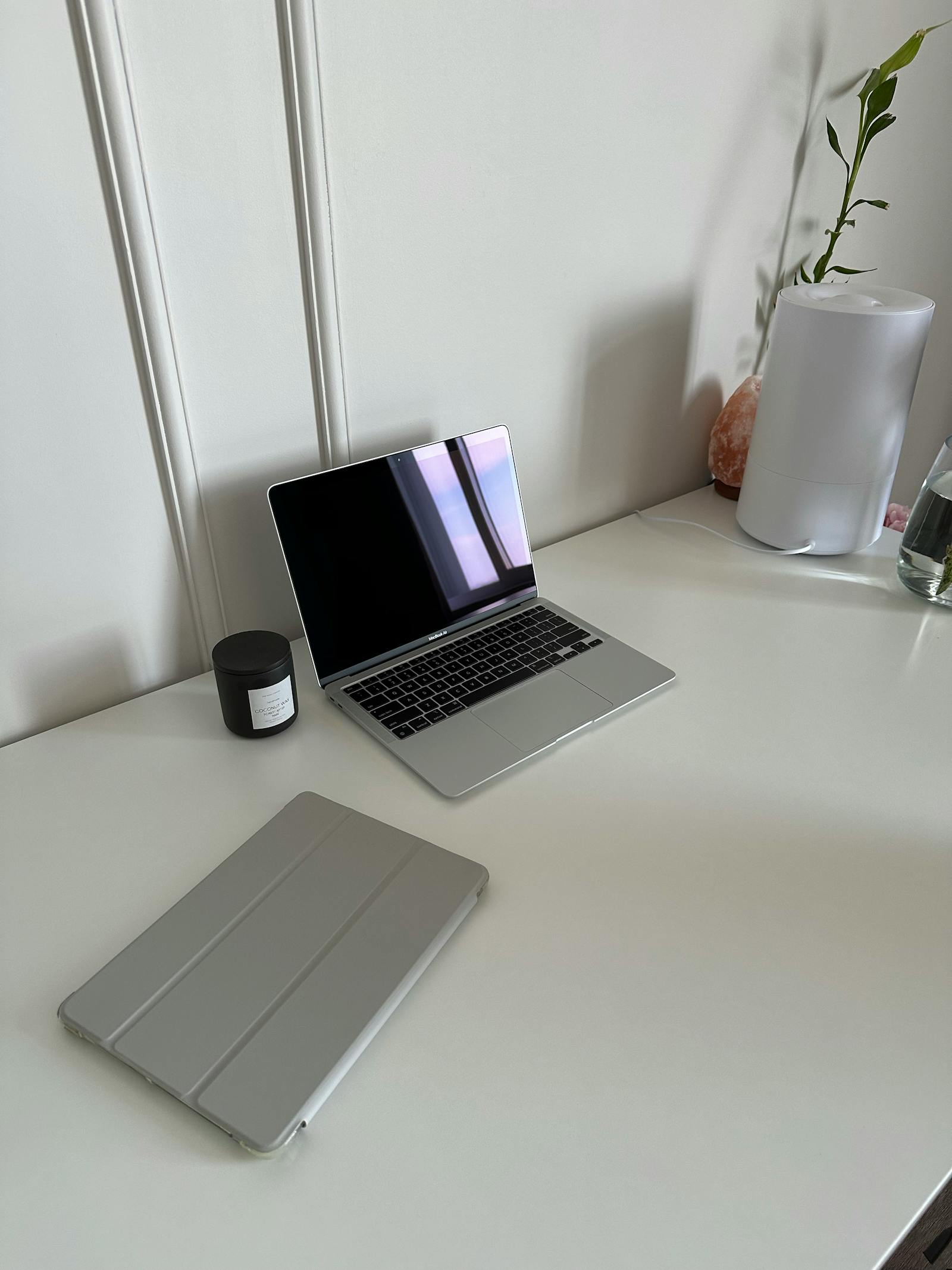 Laptop On Desk Photos, Download The BEST Free Laptop On Desk Stock ...