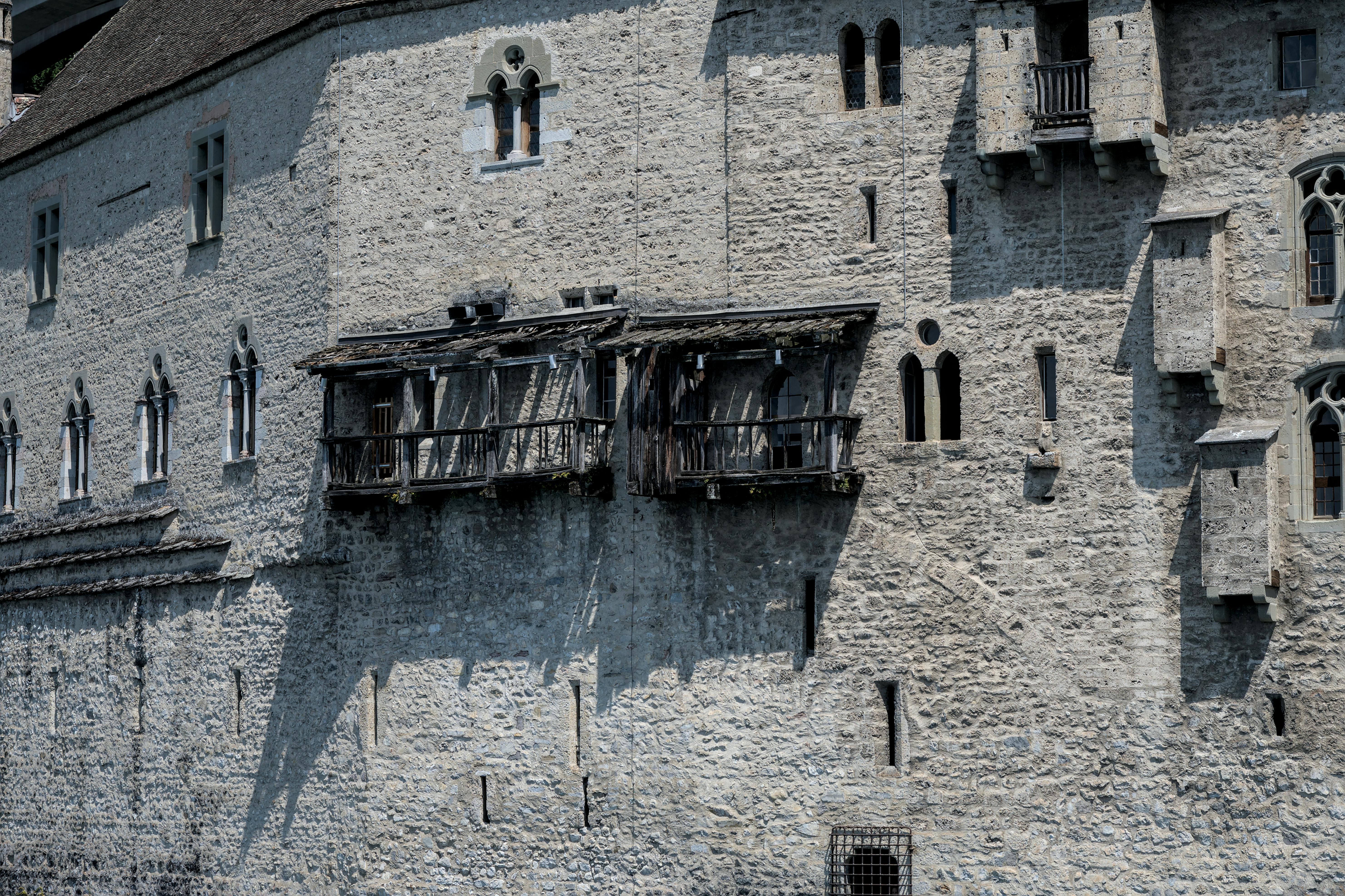 Castillo Gris Y Blanco Construido Cerca De Un Acantilado · Foto de ...