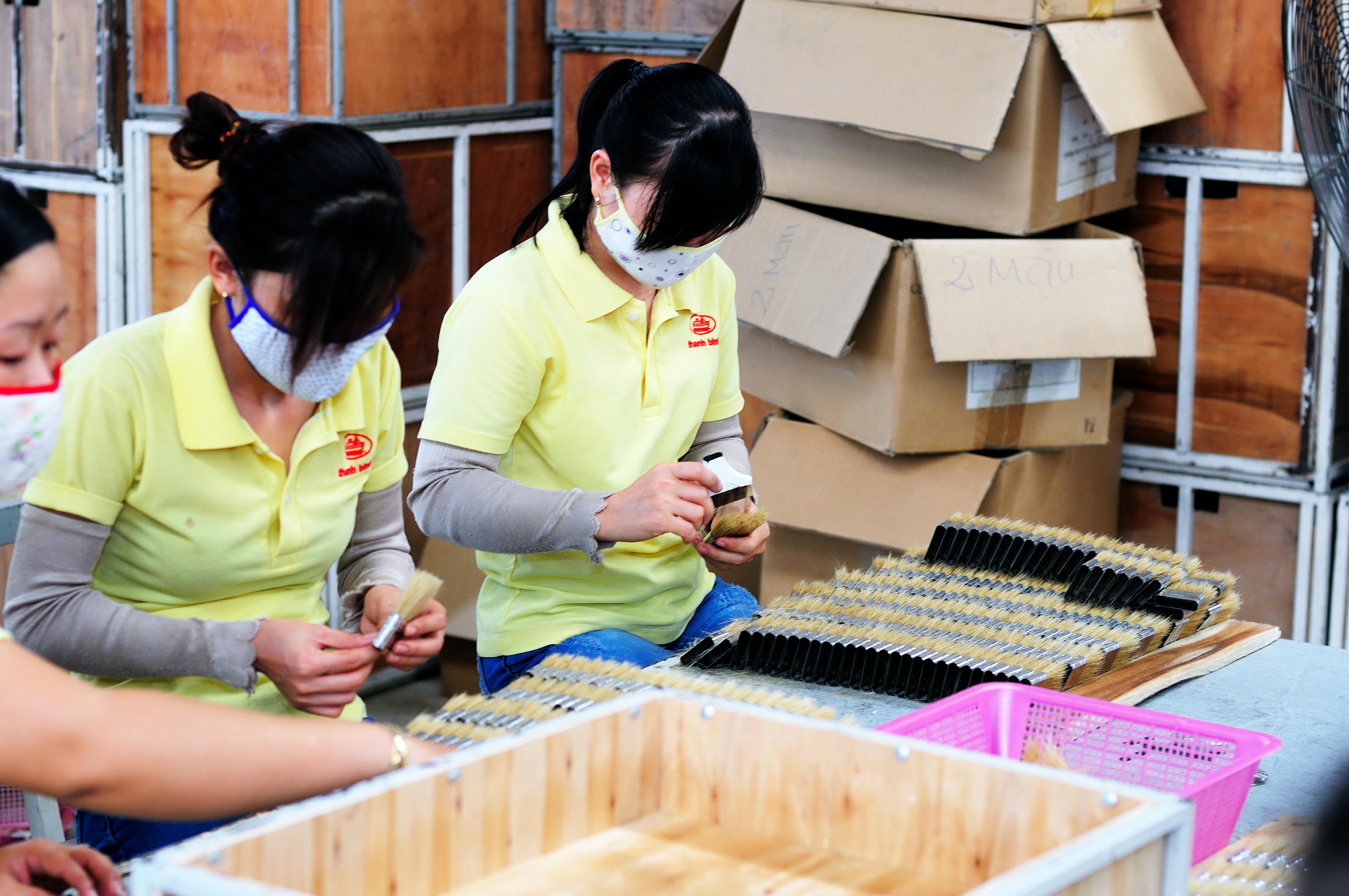 Packing Worker Photos, Download The BEST Free Packing Worker Stock ...