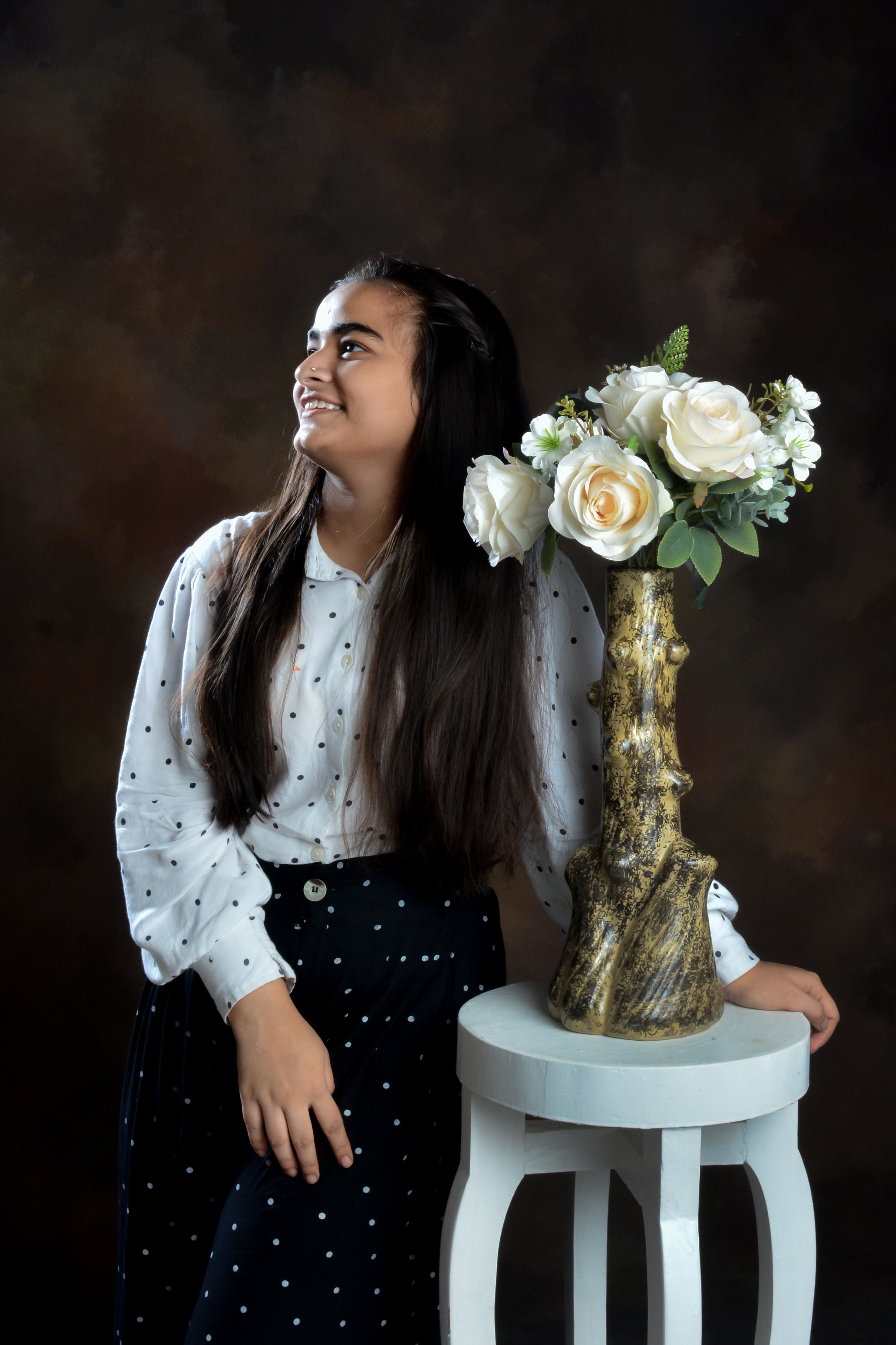 a girls looking Gorgeous and cute and red rose and looking cute and ...