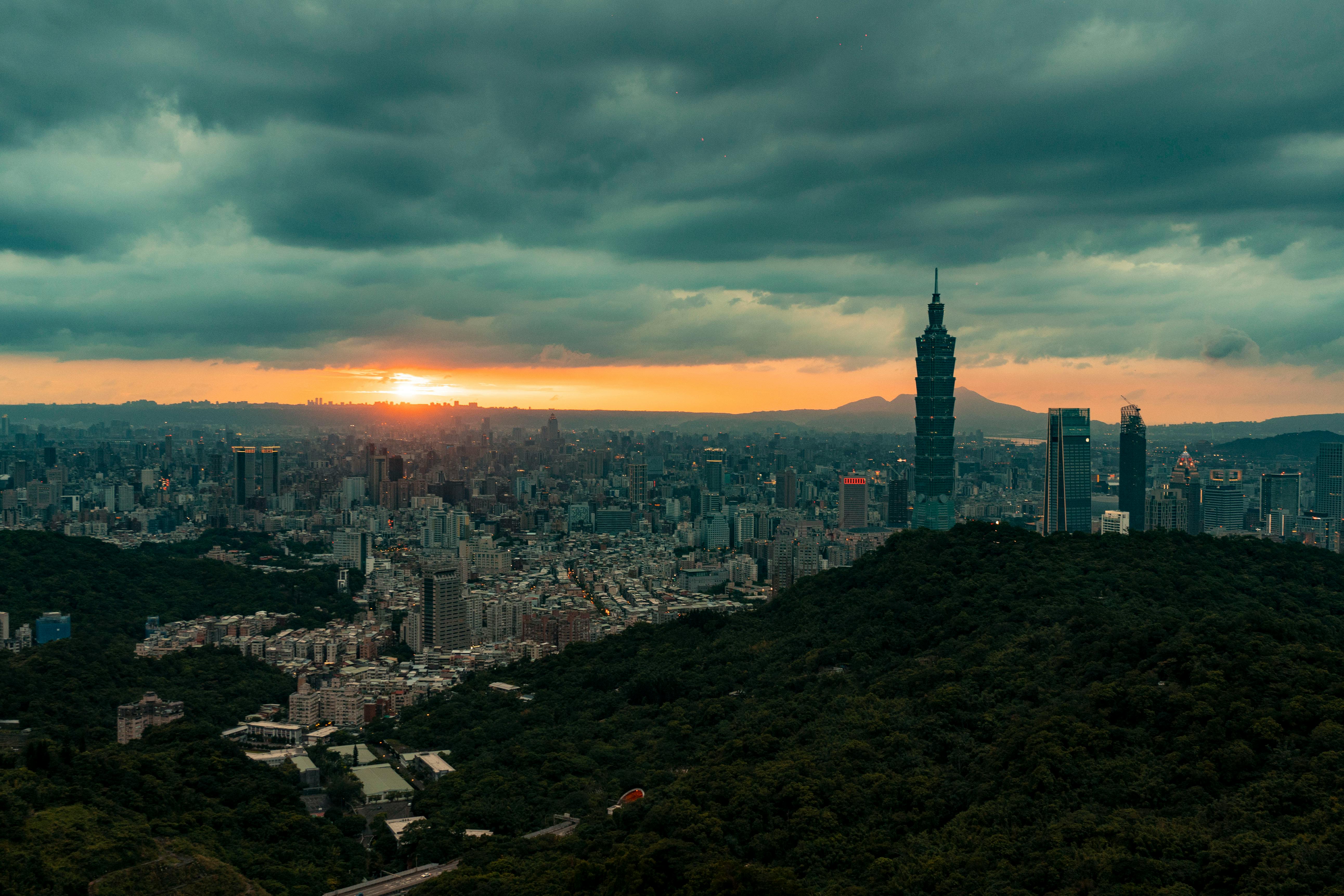 Building During Golden Hour · Free Stock Photo