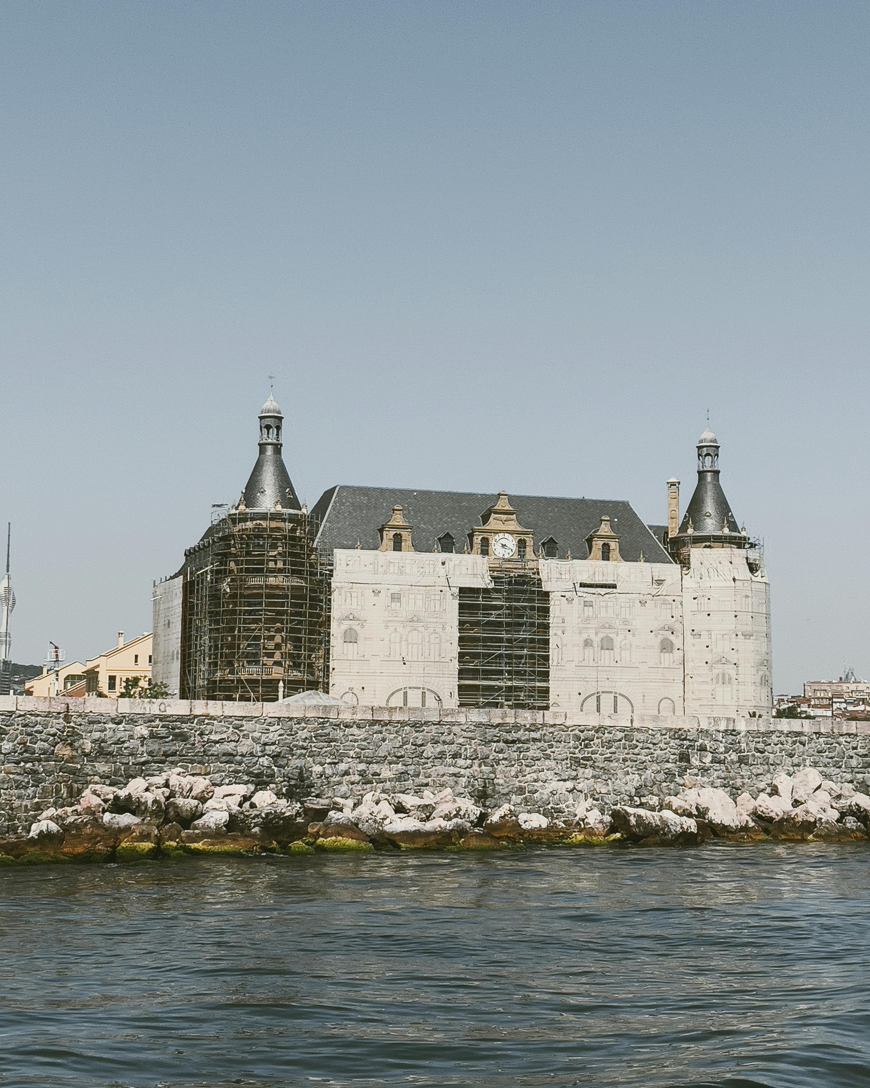 Brown and Green Dome Building Near Body of Water · Free Stock Photo
