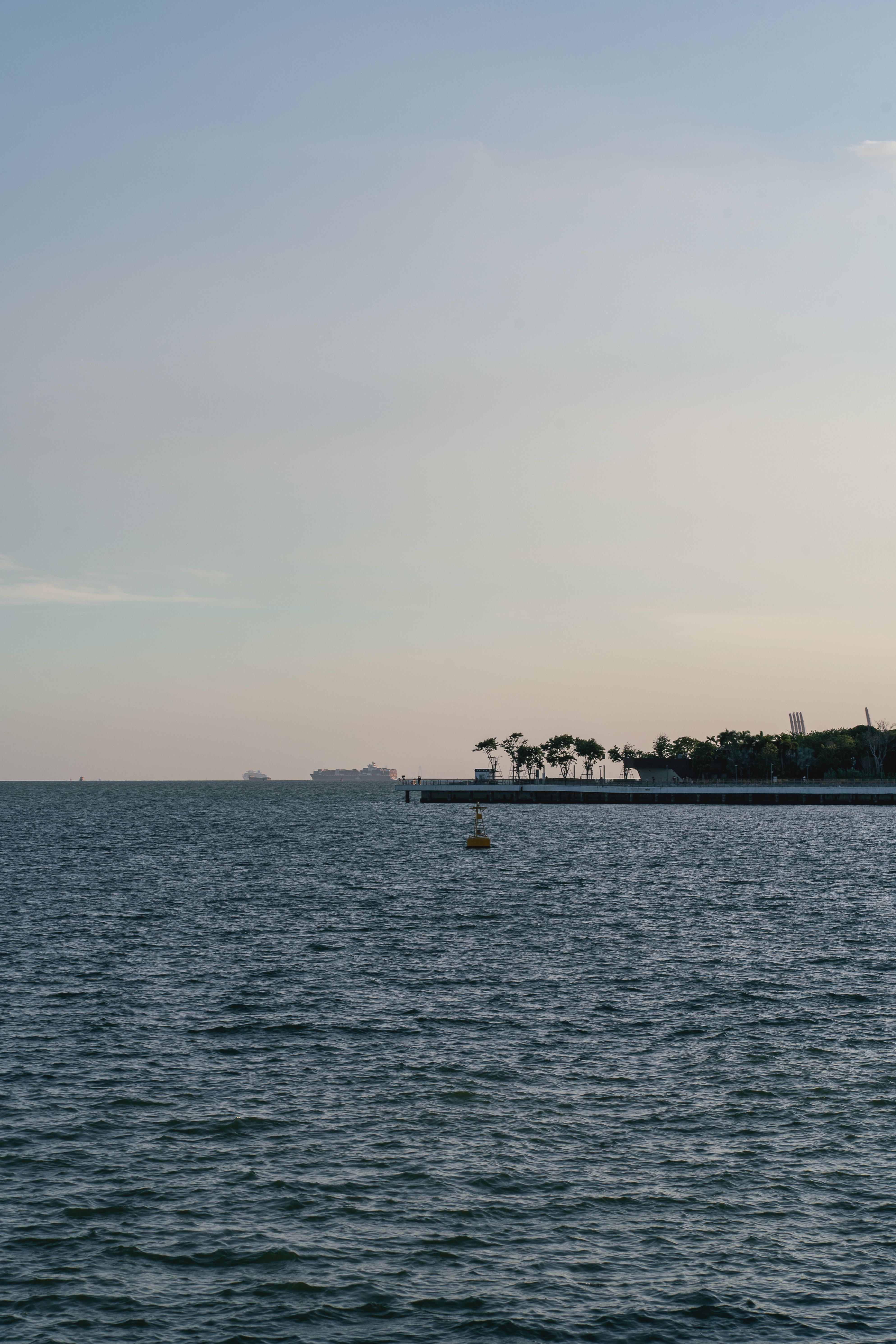 Clear Sky over Sea near Shore · Free Stock Photo