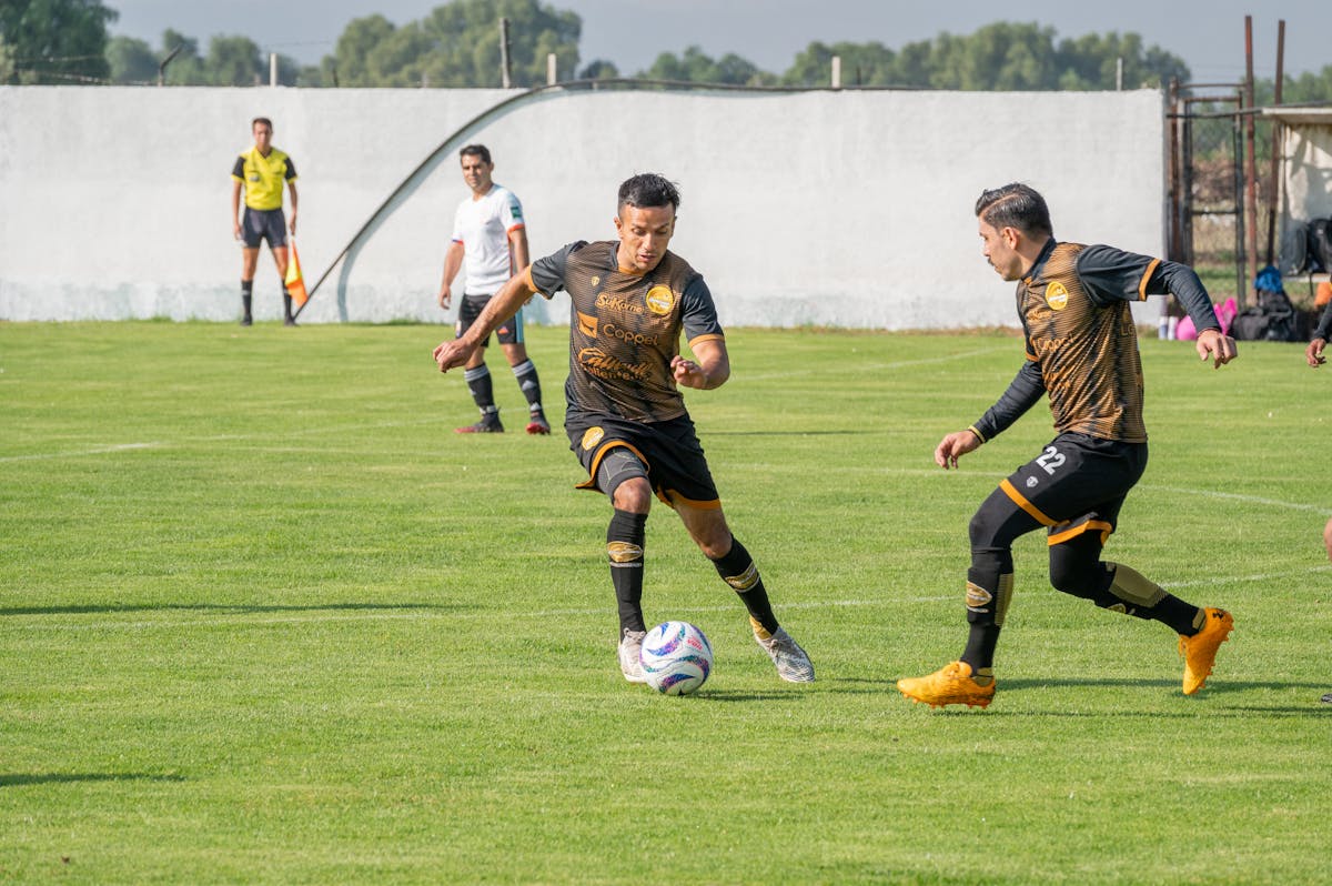 Football Passing Photos, Download The BEST Free Football Passing Stock ...