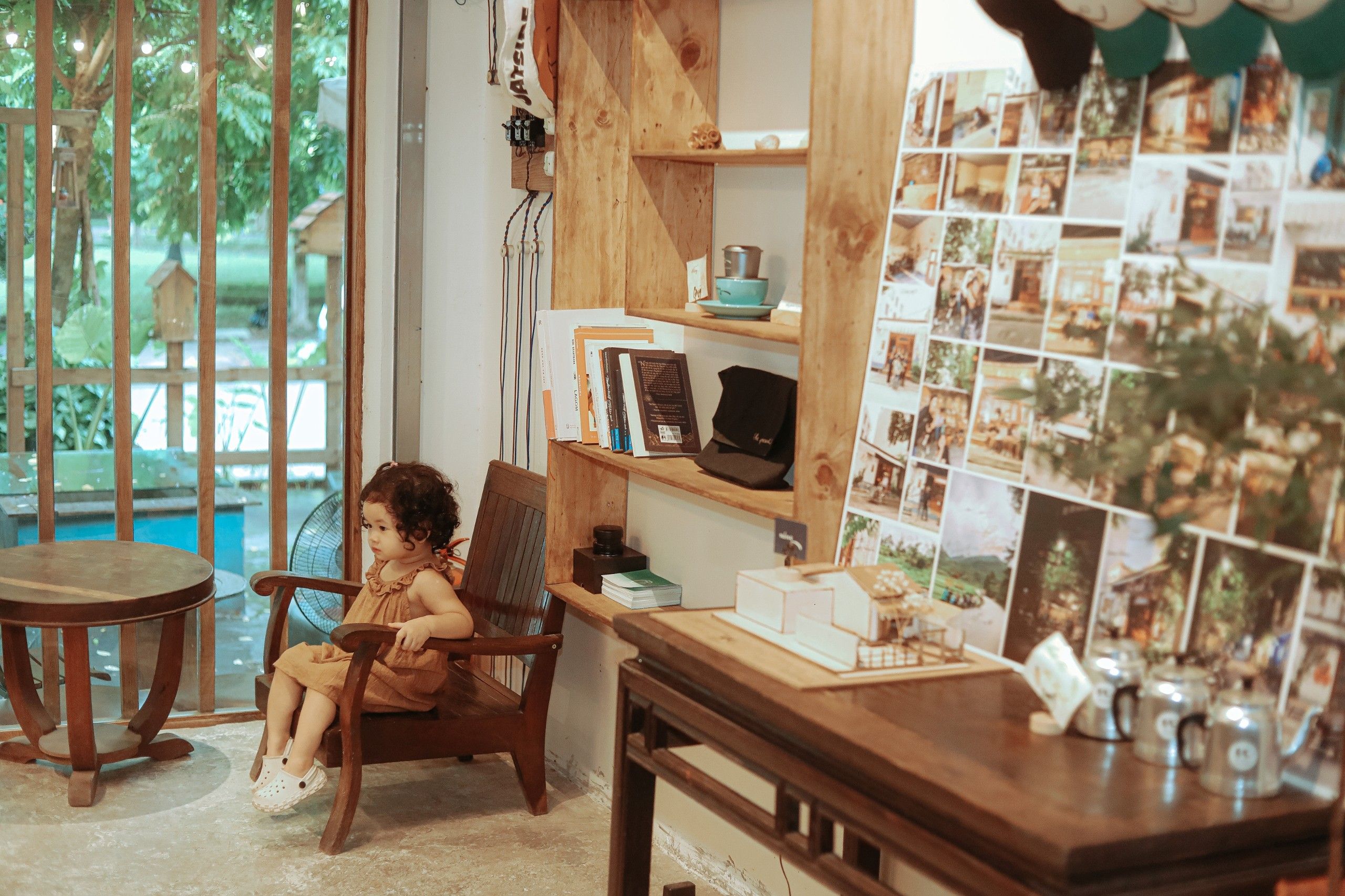 Little Girl Sitting in the Corner of the Cafe · Free Stock Photo