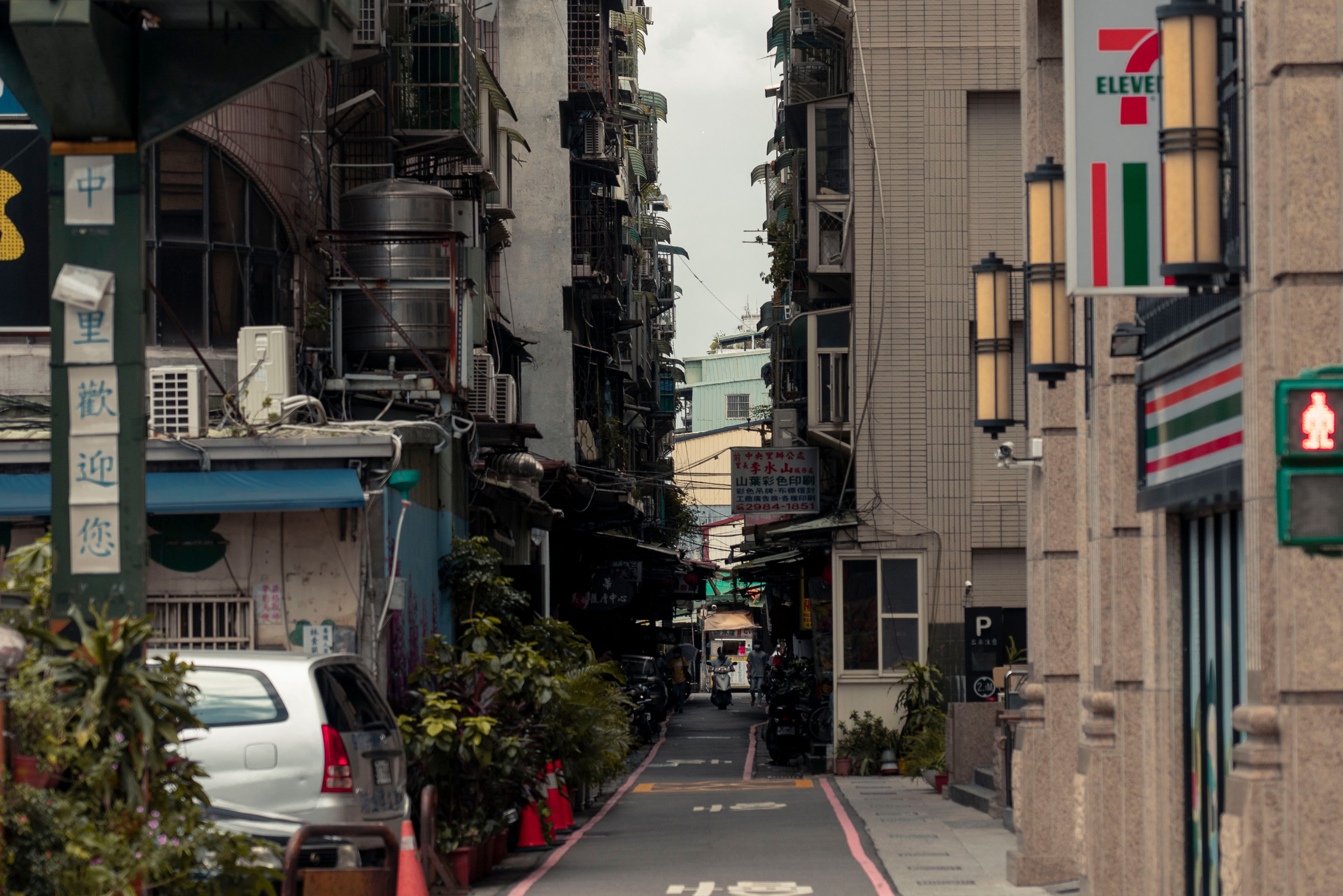 Narrow Street in City · Free Stock Photo