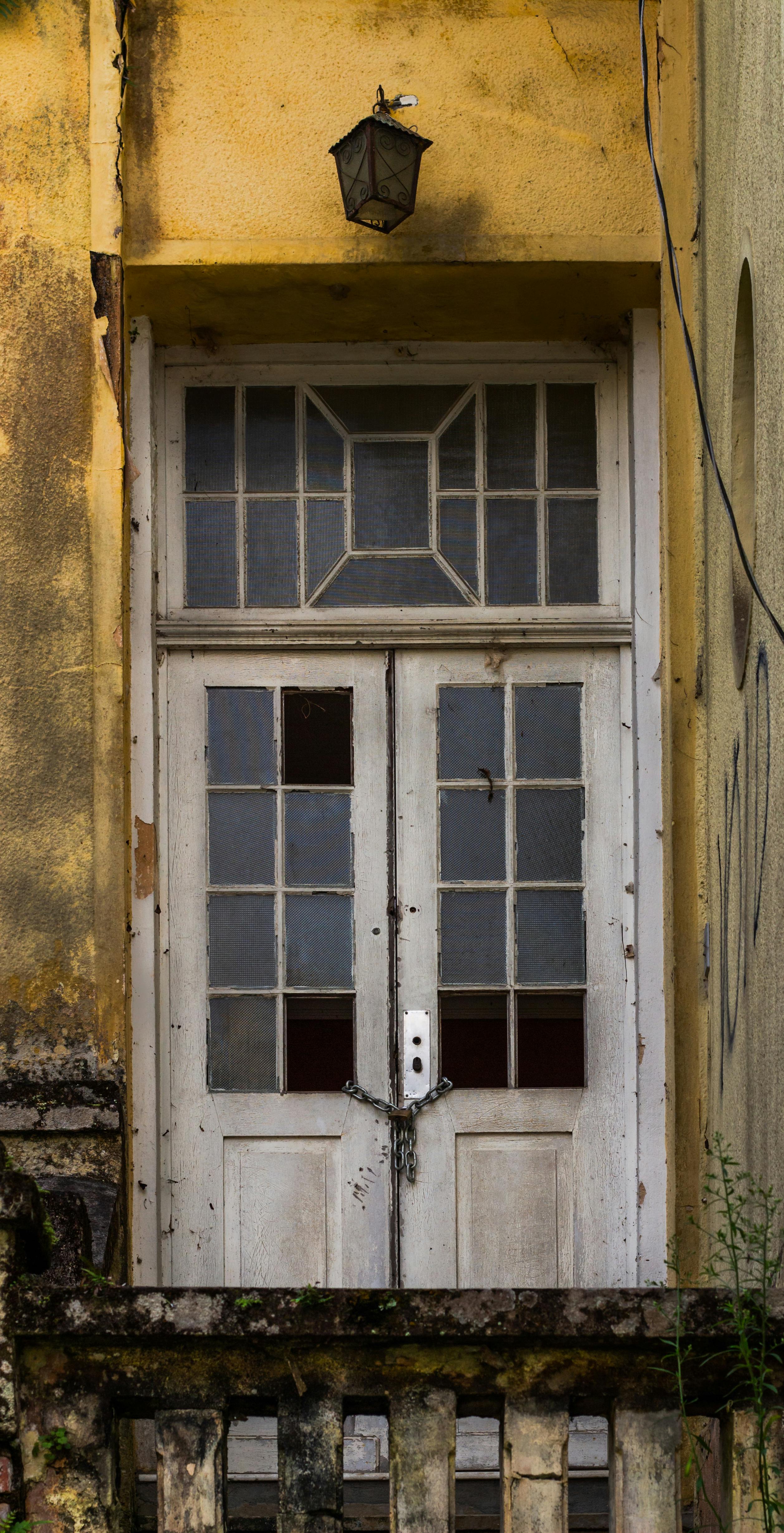 Broken Door of Abandoned House Locked with Chain · Free Stock Photo