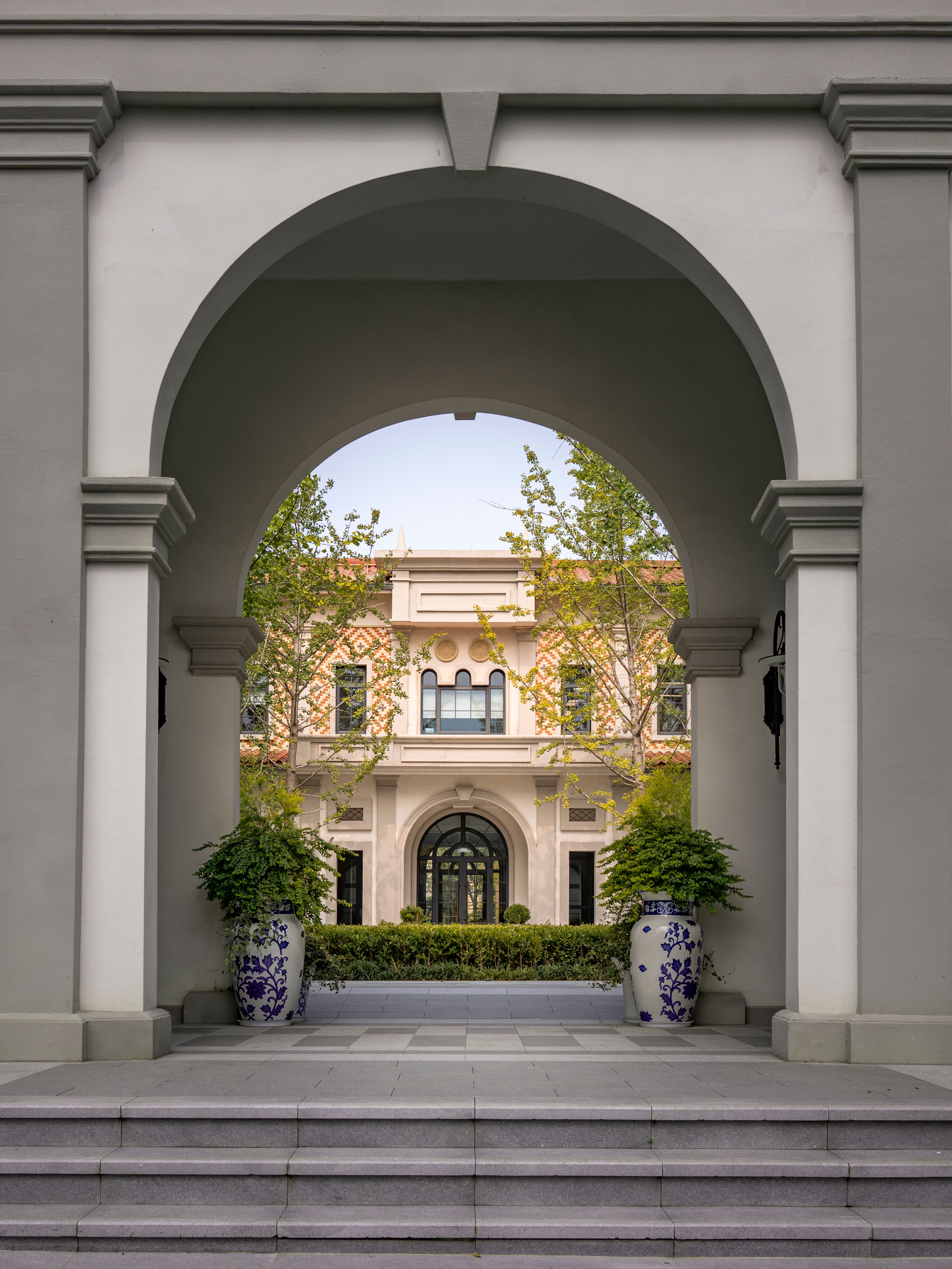Arch in Entrance to Courtyard · Free Stock Photo