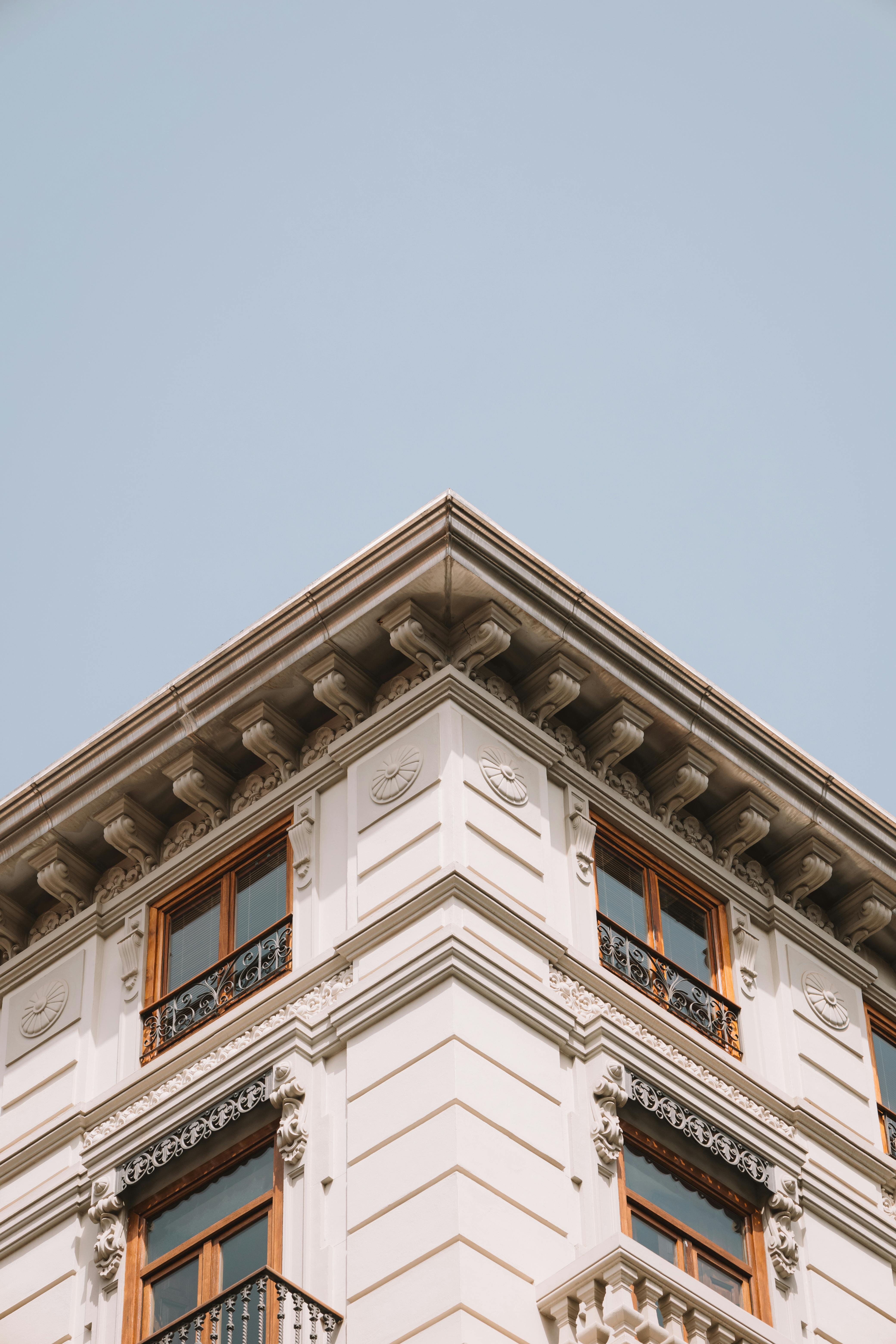Building Corner in Black and White · Free Stock Photo